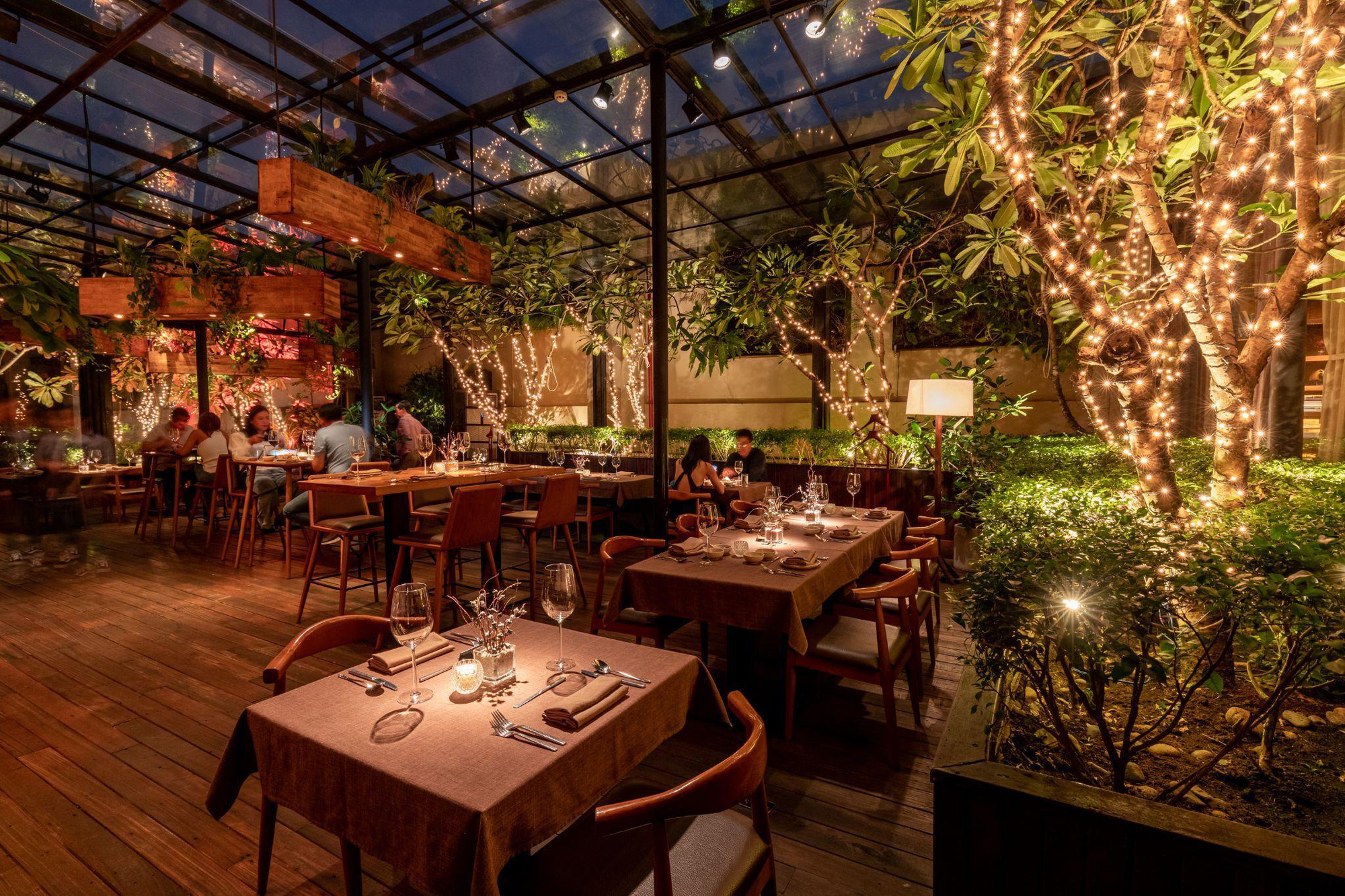 The LOG - nhà hàng rooftop thoáng đãng nép mình giữa Sài thành nhộn ...