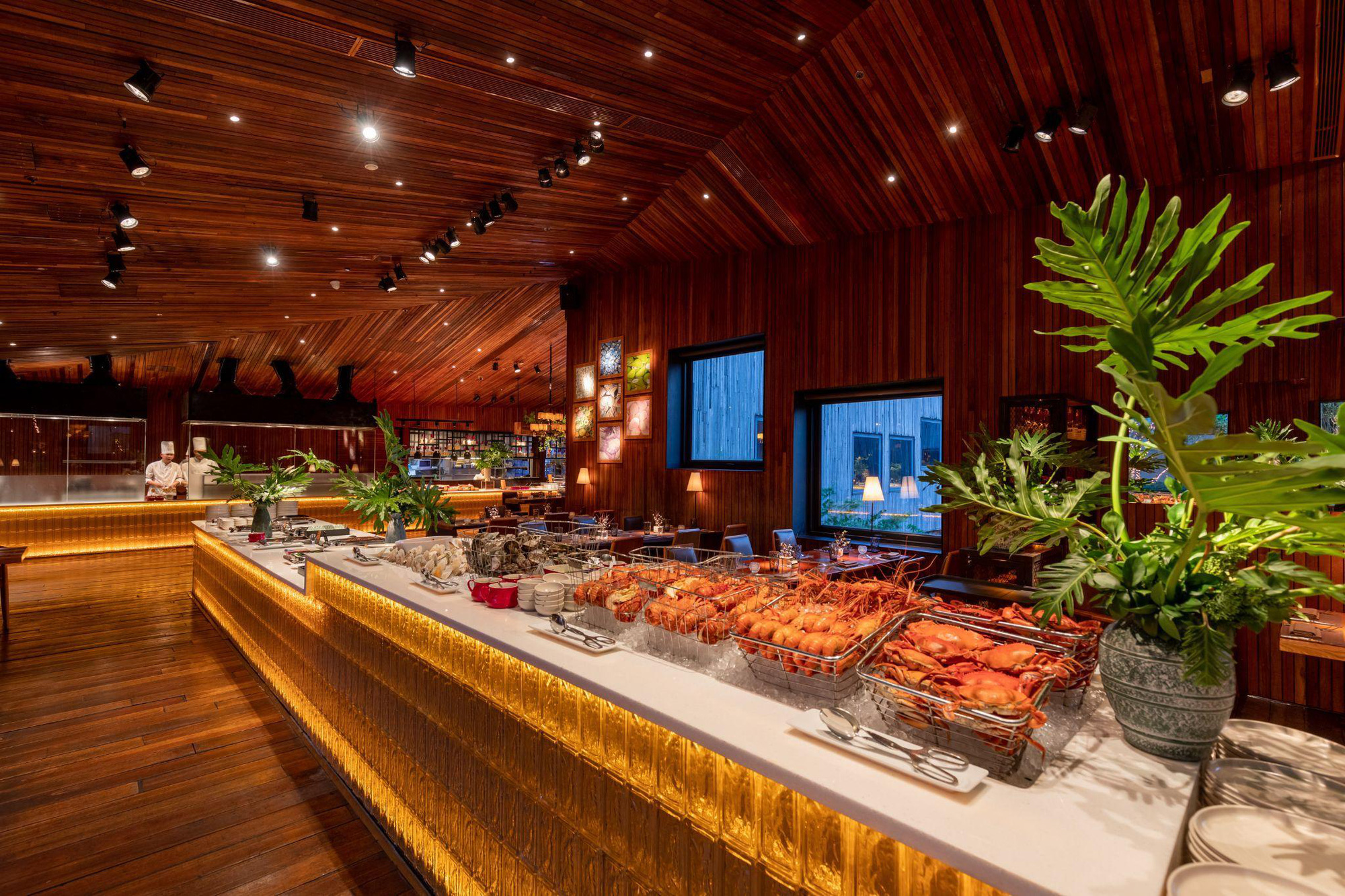 The LOG - nhà hàng rooftop thoáng đãng nép mình giữa Sài thành nhộn ...