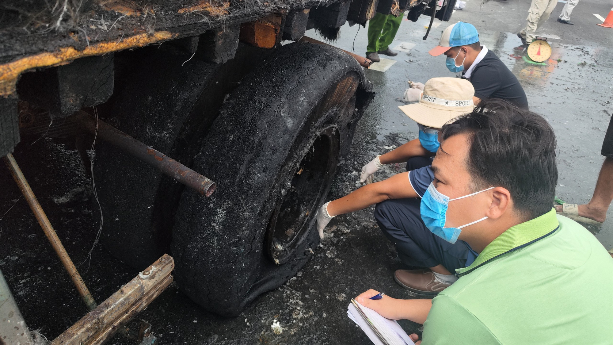 Cháy xe chở ếch, ba ba trên cao tốc - Tuổi Trẻ Online