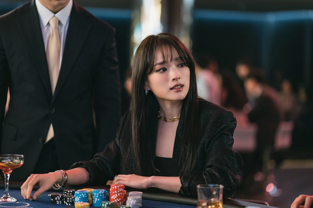 Chun Woo Hee tái xuất 'ngầu đét' trong Cú lừa nên duyên - Tuổi Trẻ Online