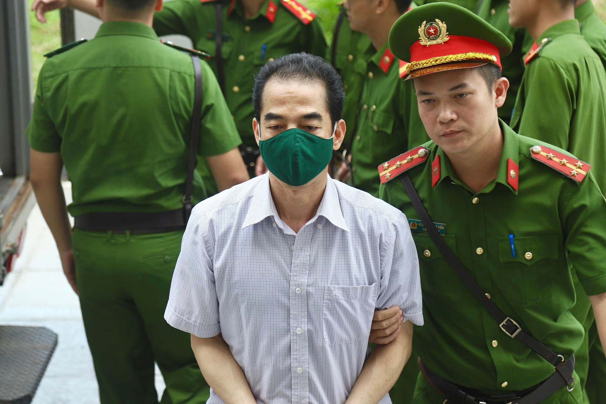 Cựu thứ trưởng Bộ Ngoại giao Tô Anh Dũng lãnh 16 năm tù - Tuổi Trẻ Online