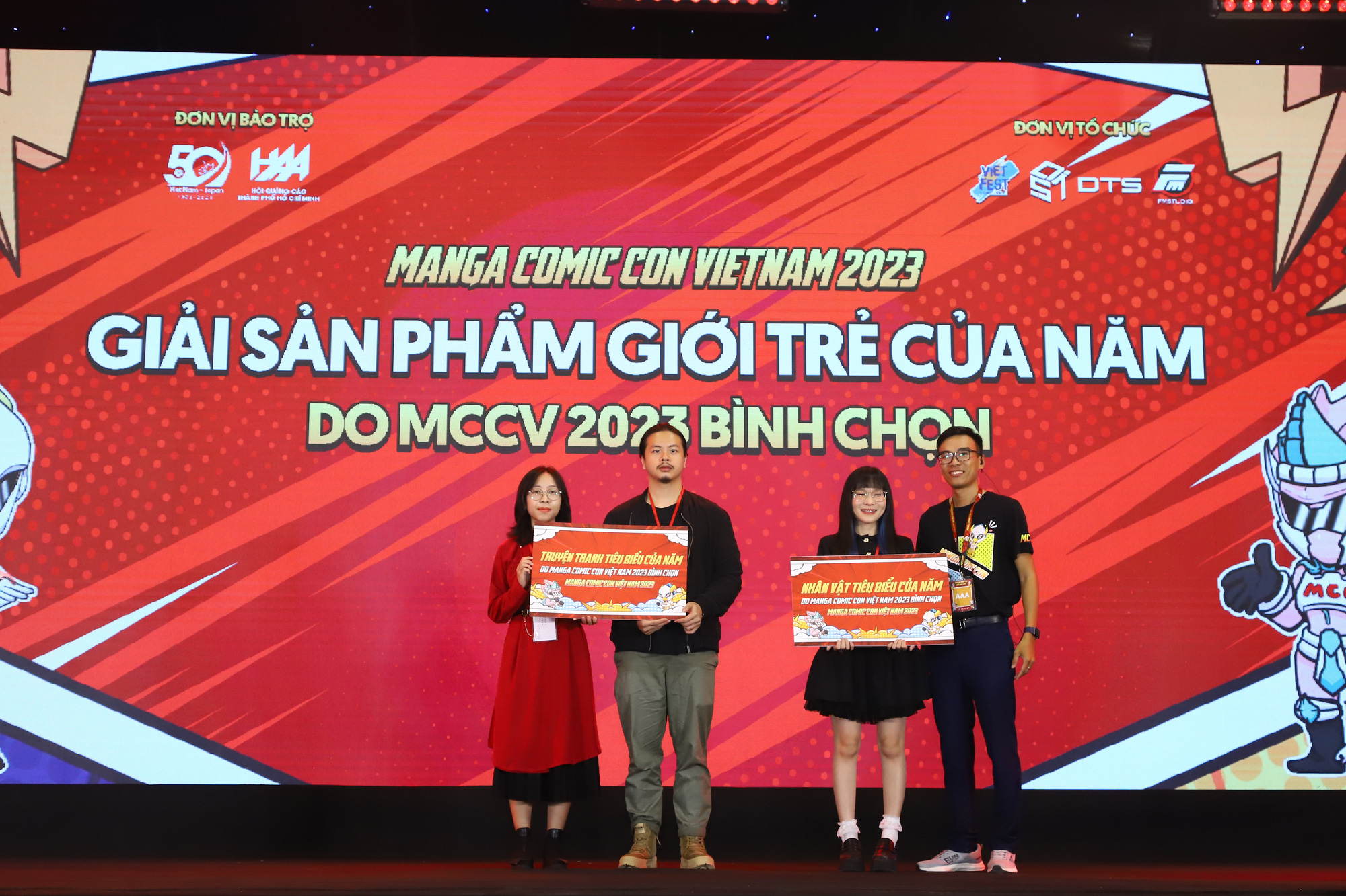 Fan xếp hàng dài xin chữ ký, giao lưu cùng siêu nhân Gao Đỏ và Decade ...