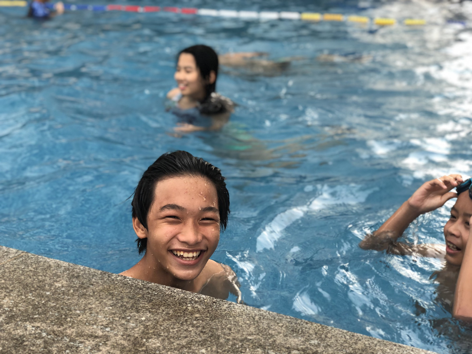 Muốn đi bơi nhưng sợ... hư da, phải làm sao đây?