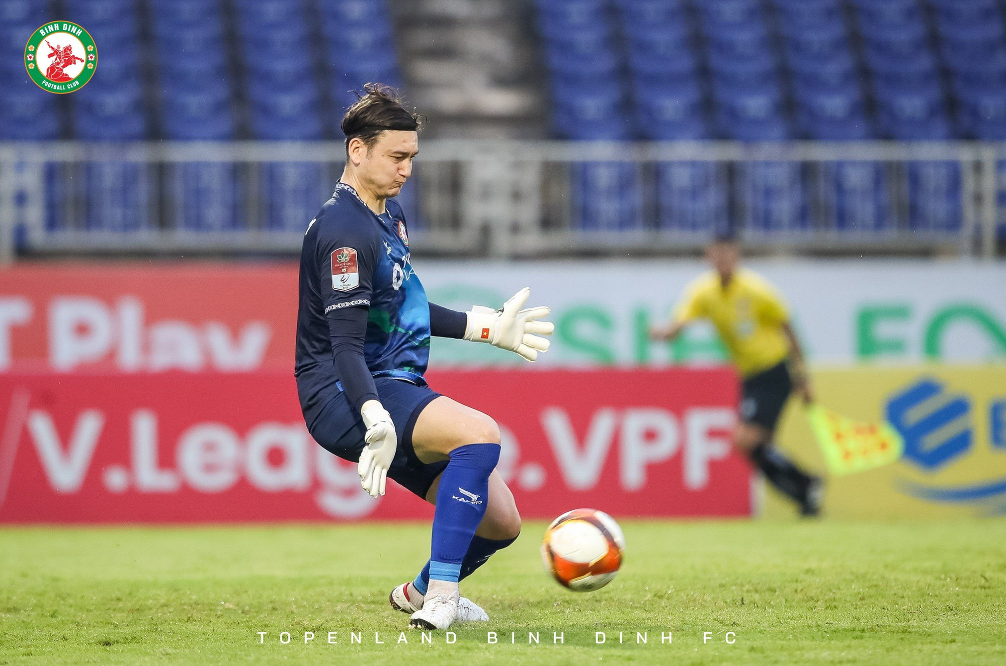 Chỉ vào bắt 11m, Văn Lâm đưa Topenland Bình Định vào tứ kết Cúp quốc gia - Tuổi Trẻ Online
