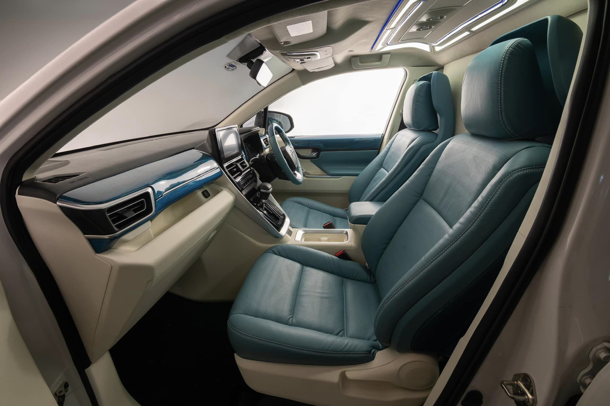 Toyota Innova đời mới độ thành xe sang: Tủ lạnh, TV đủ cả - Tuổi Trẻ Online