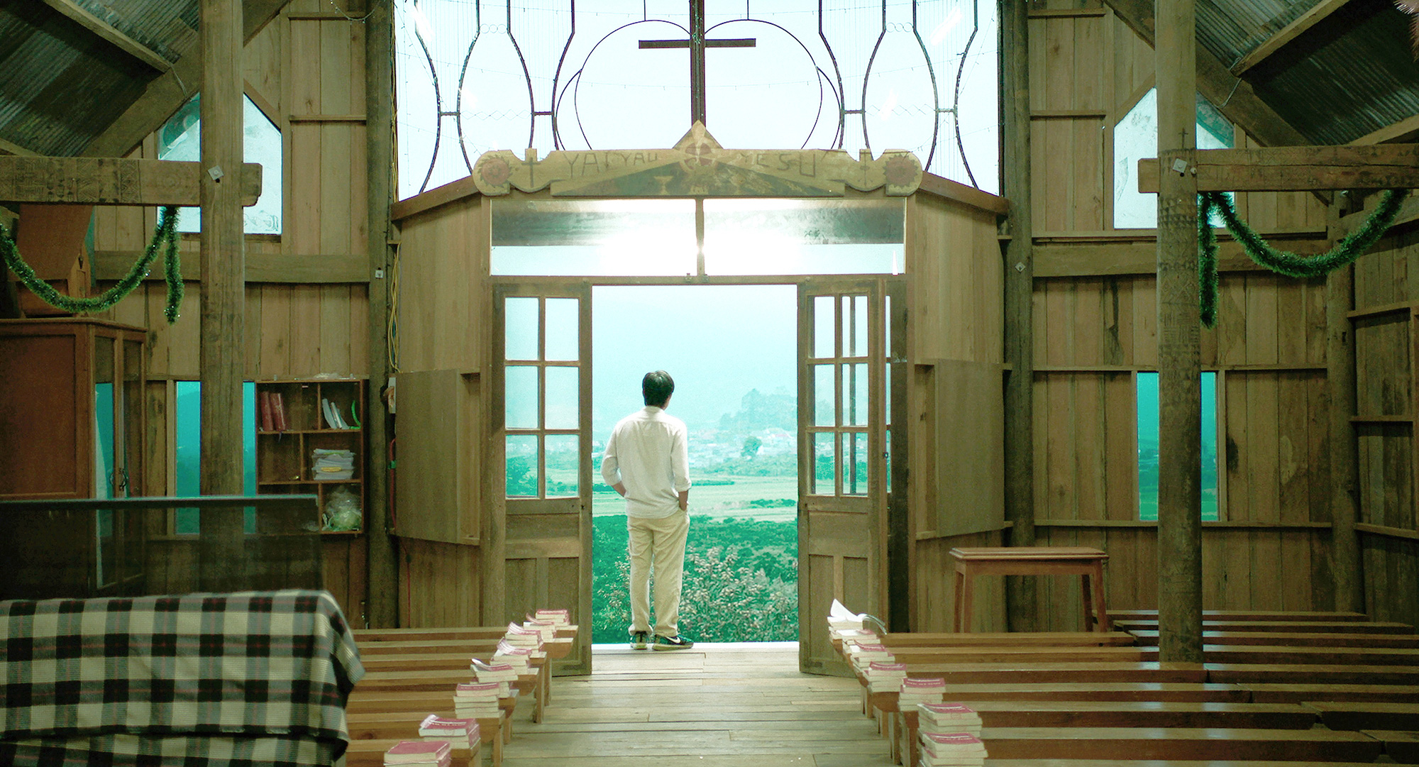 Bên trong vỏ kén vàng: Ta là ai trong vũ trụ này? - Tuổi Trẻ Online