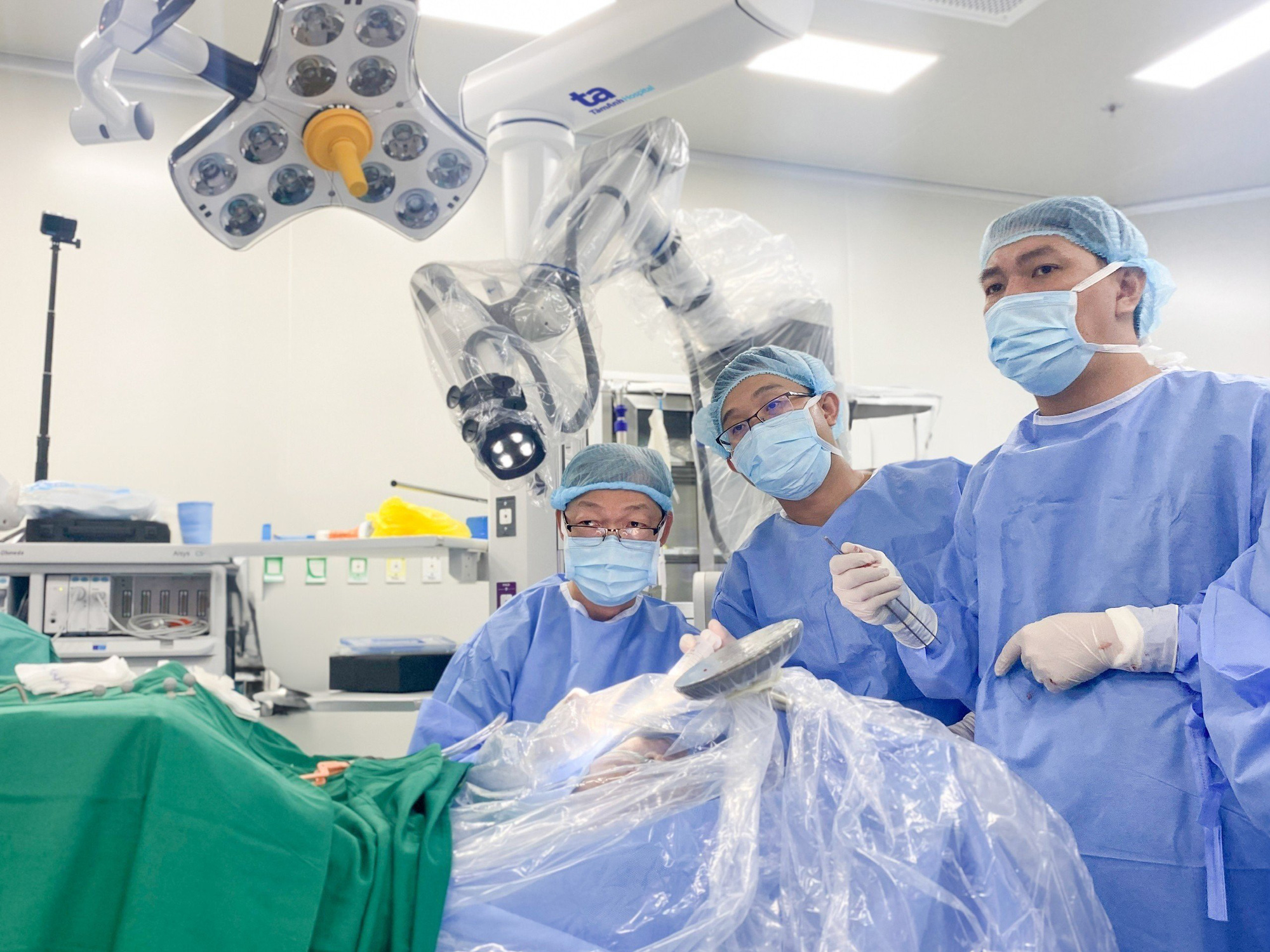 Người bệnh hát trong lúc được robot mổ não - Tuổi Trẻ Online