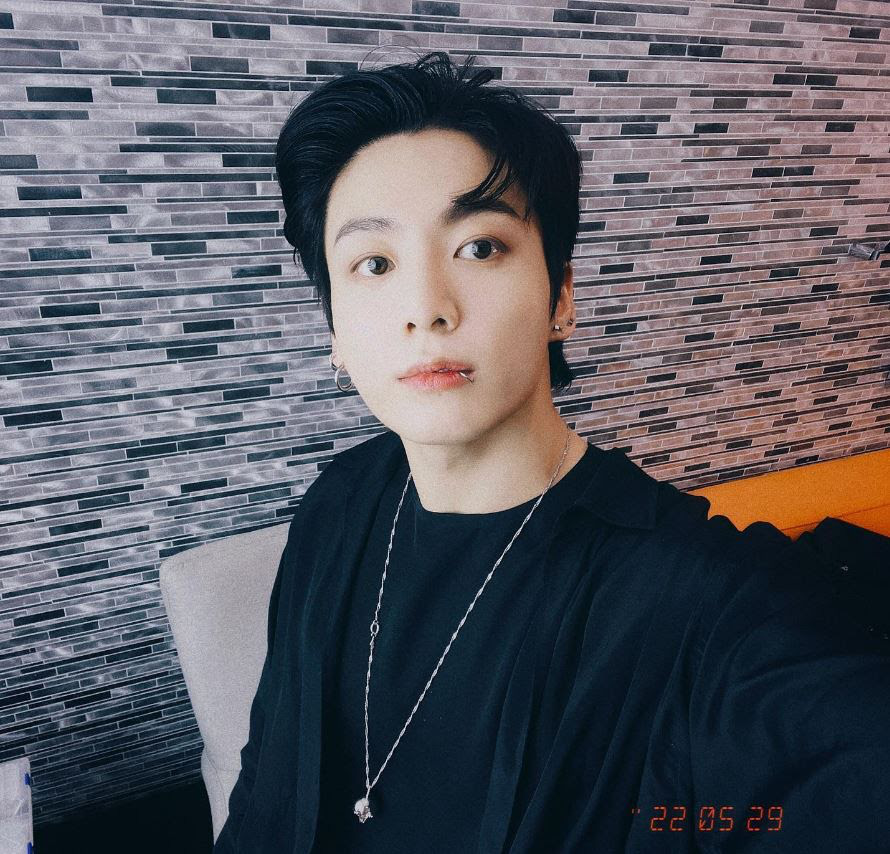 Cha Eun Woo - Jungkook bị cảnh sát hỏi thăm vì ngỡ còn tuổi ‘vị thành ...