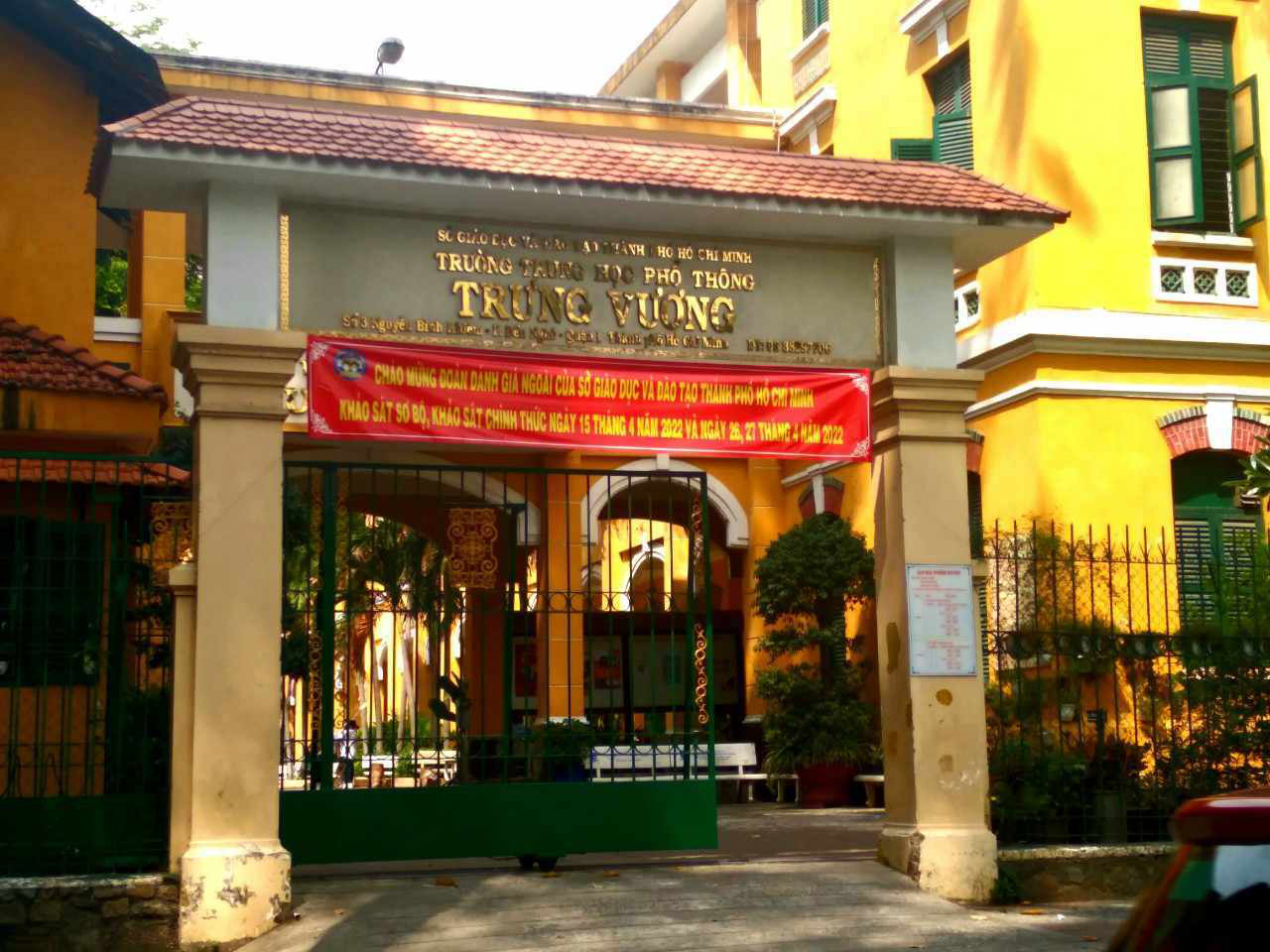 Trời xanh, mây trắng, tụi mình yêu nắng và yêu trường THPT Trưng Vương