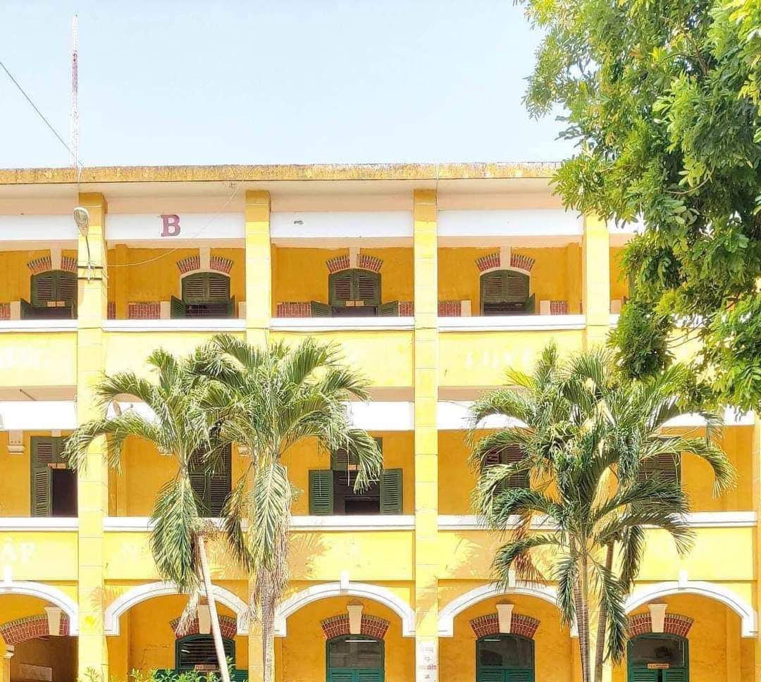 Trời xanh, mây trắng, tụi mình yêu nắng và yêu trường THPT Trưng Vương