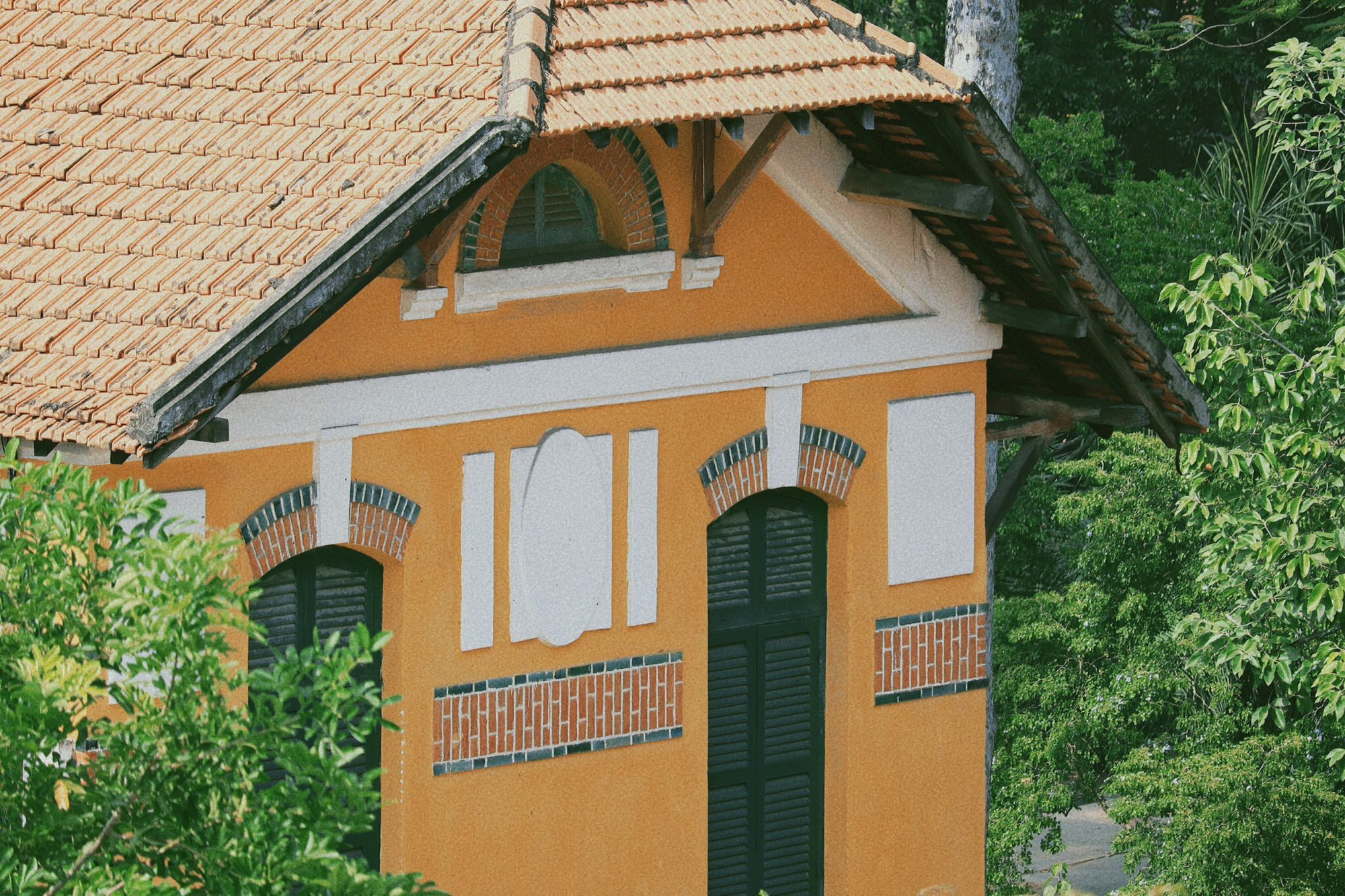 Trời xanh, mây trắng, tụi mình yêu nắng và yêu trường THPT Trưng Vương