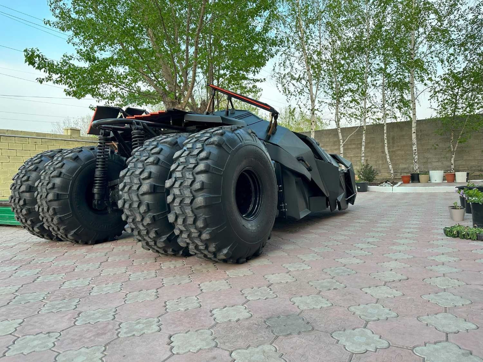 Batmobile 'siêu to siêu khổng lồ': Trông rất đồ sộ nhưng thực tế chỉ ...