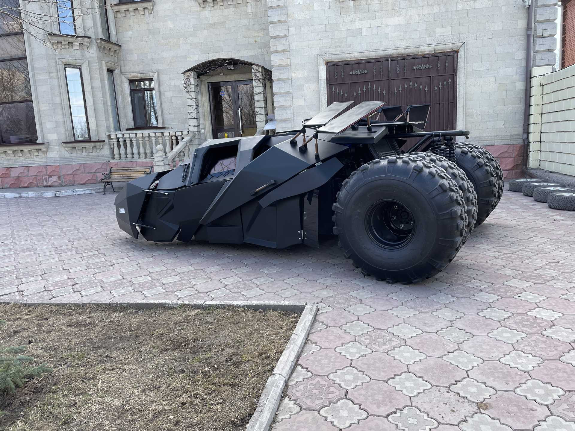 Batmobile 'siêu to siêu khổng lồ': Trông rất đồ sộ nhưng thực tế chỉ ...