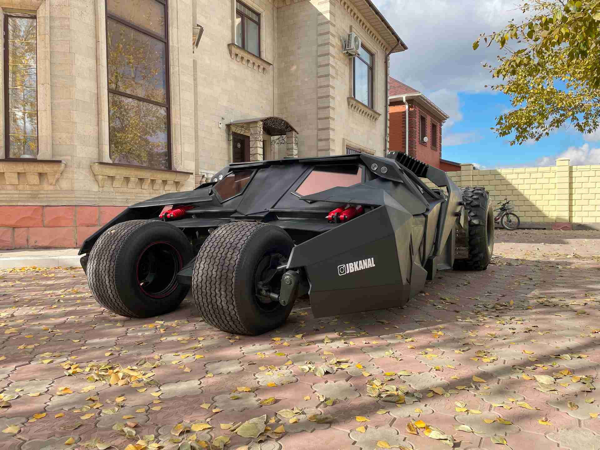Batmobile 'siêu to siêu khổng lồ': Trông rất đồ sộ nhưng thực tế chỉ ...