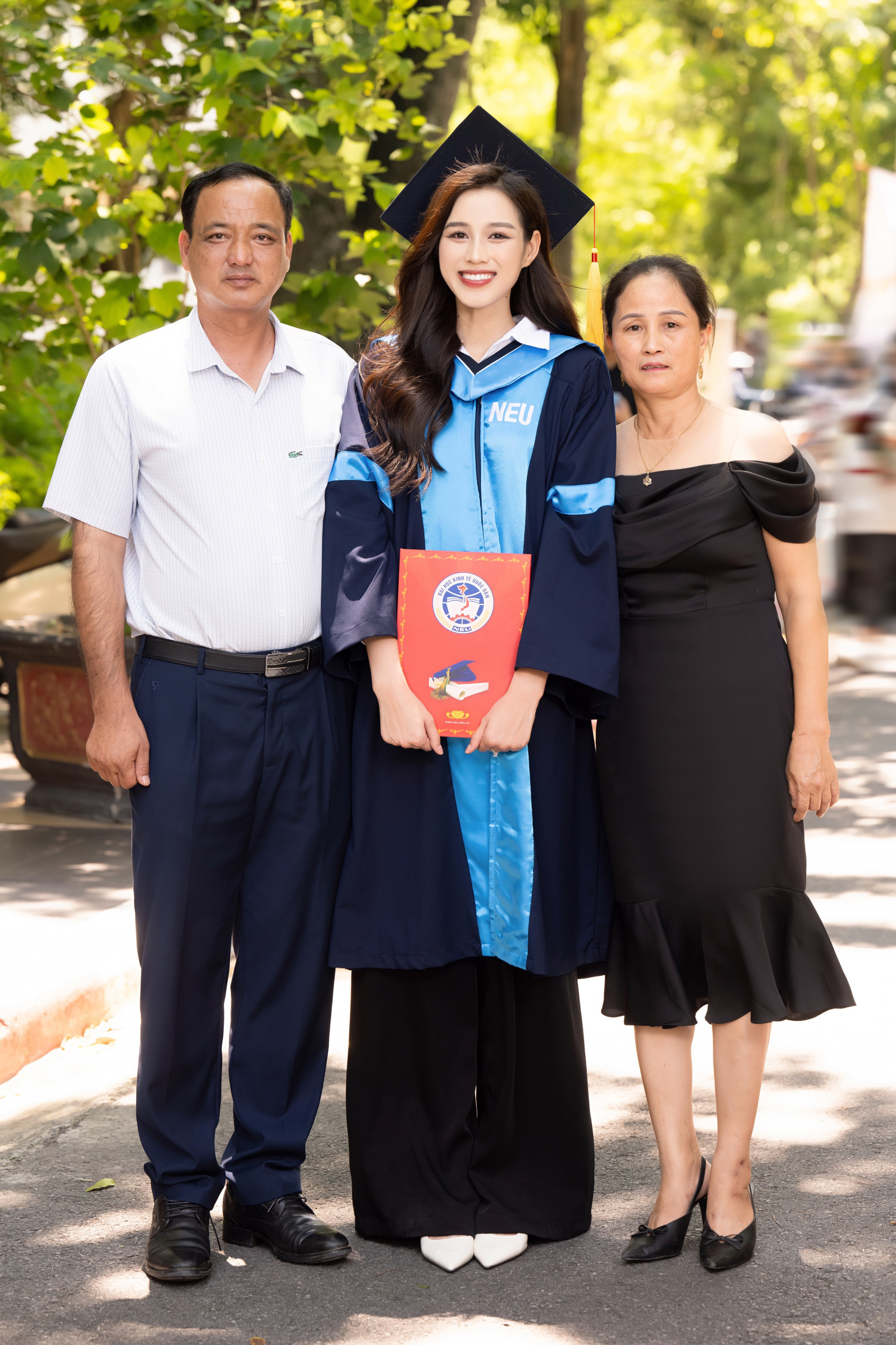 Đỗ Hà khoe bằng cử nhân, liệu còn hoạt động showbiz?