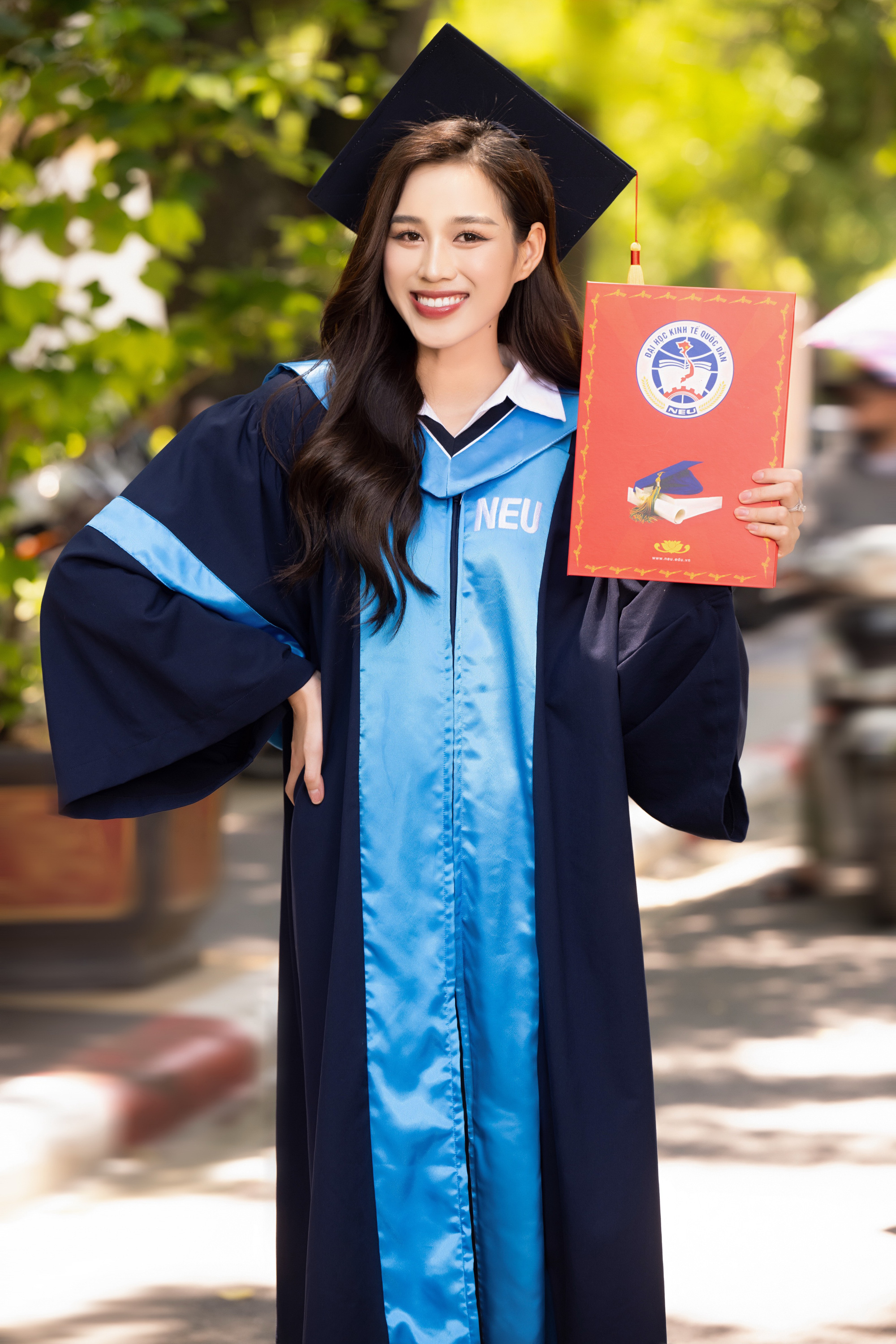 Đỗ Hà khoe bằng cử nhân, liệu còn hoạt động showbiz?