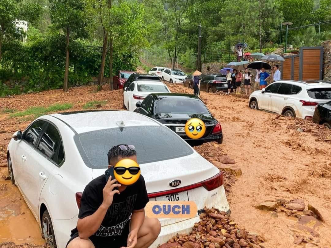 Hàng chục ô tô bị mắc kẹt vì đất đá vùi lấp bánh xe, huyện Sóc Sơn nói gì? - Tuổi Trẻ Online