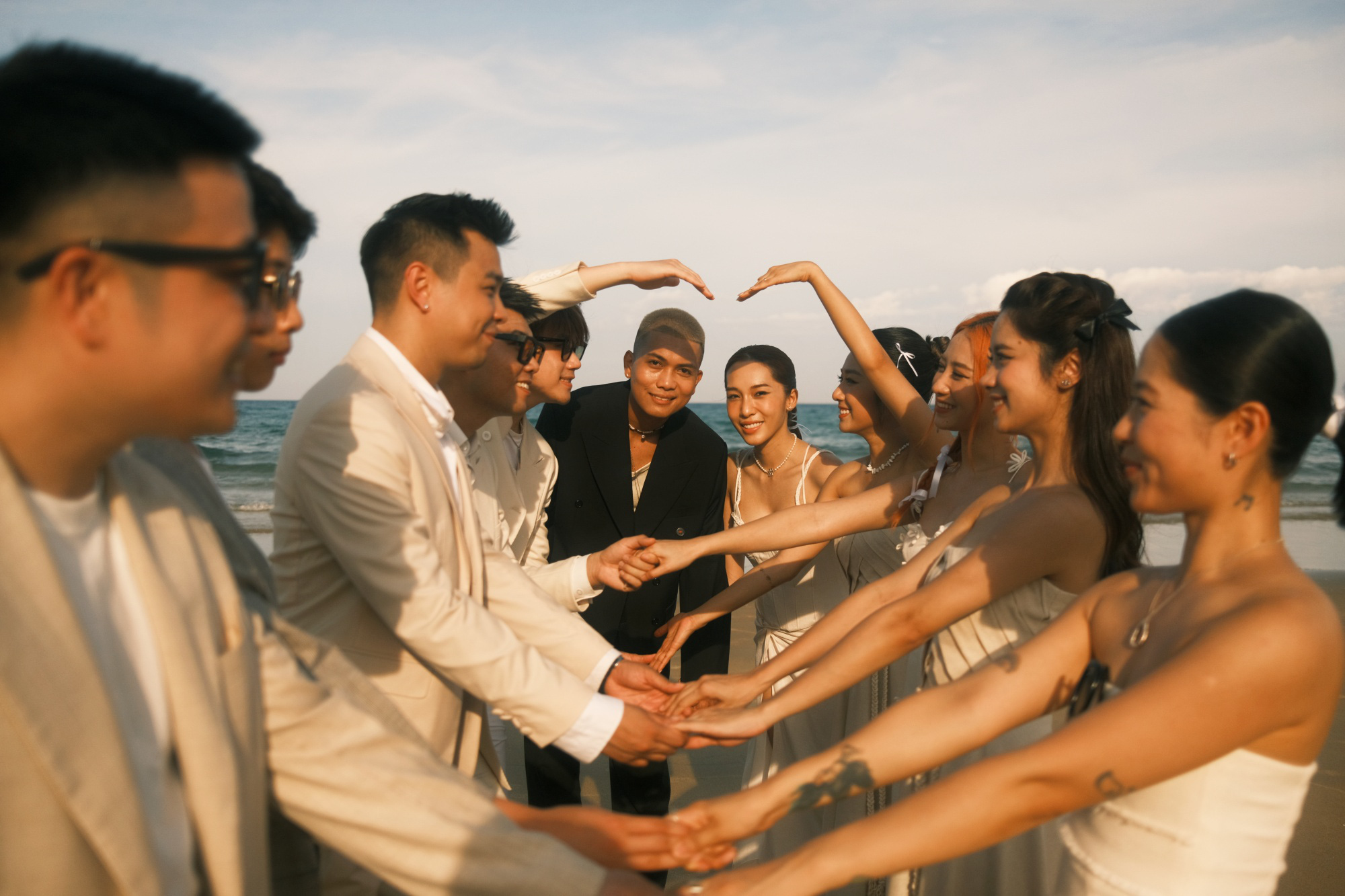 BigDaddy - Emily gây xúc động với đám cưới 'độc nhất vô nhị' trên bãi ...