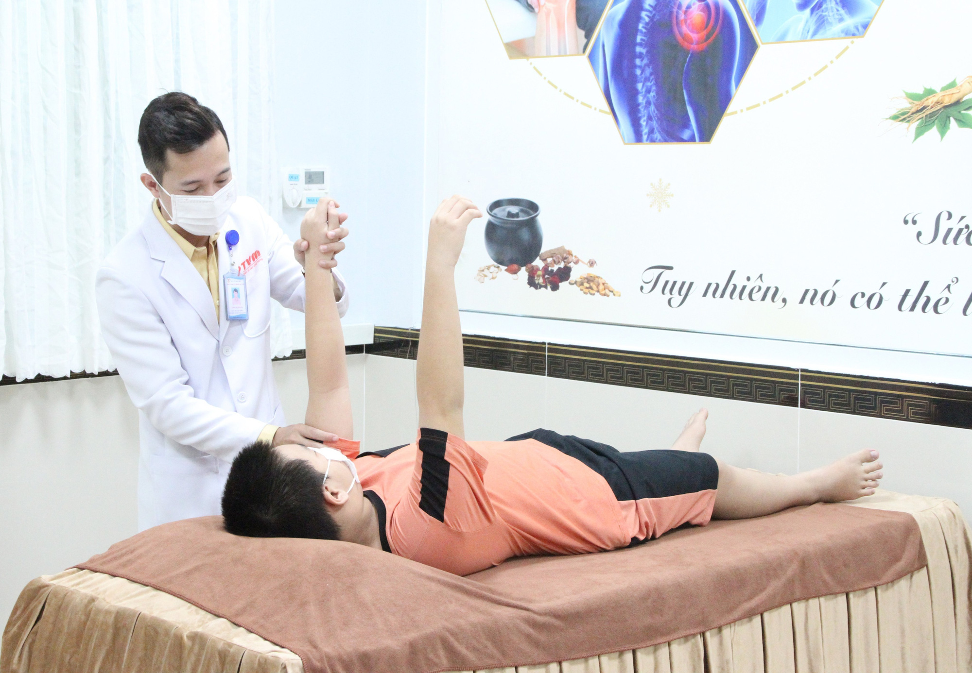 Bé trai 13 tuổi bị đột quỵ được phục hồi 80% chức năng - Tuổi Trẻ Online