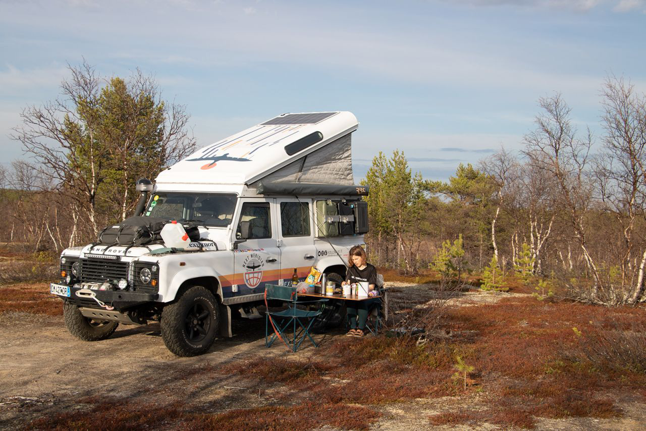 Cặp đôi đi vòng quanh thế giới bằng Land Rover - Tuổi Trẻ Online