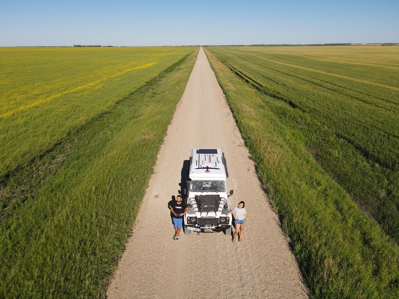 Cặp đôi đi vòng quanh thế giới bằng Land Rover - Tuổi Trẻ Online