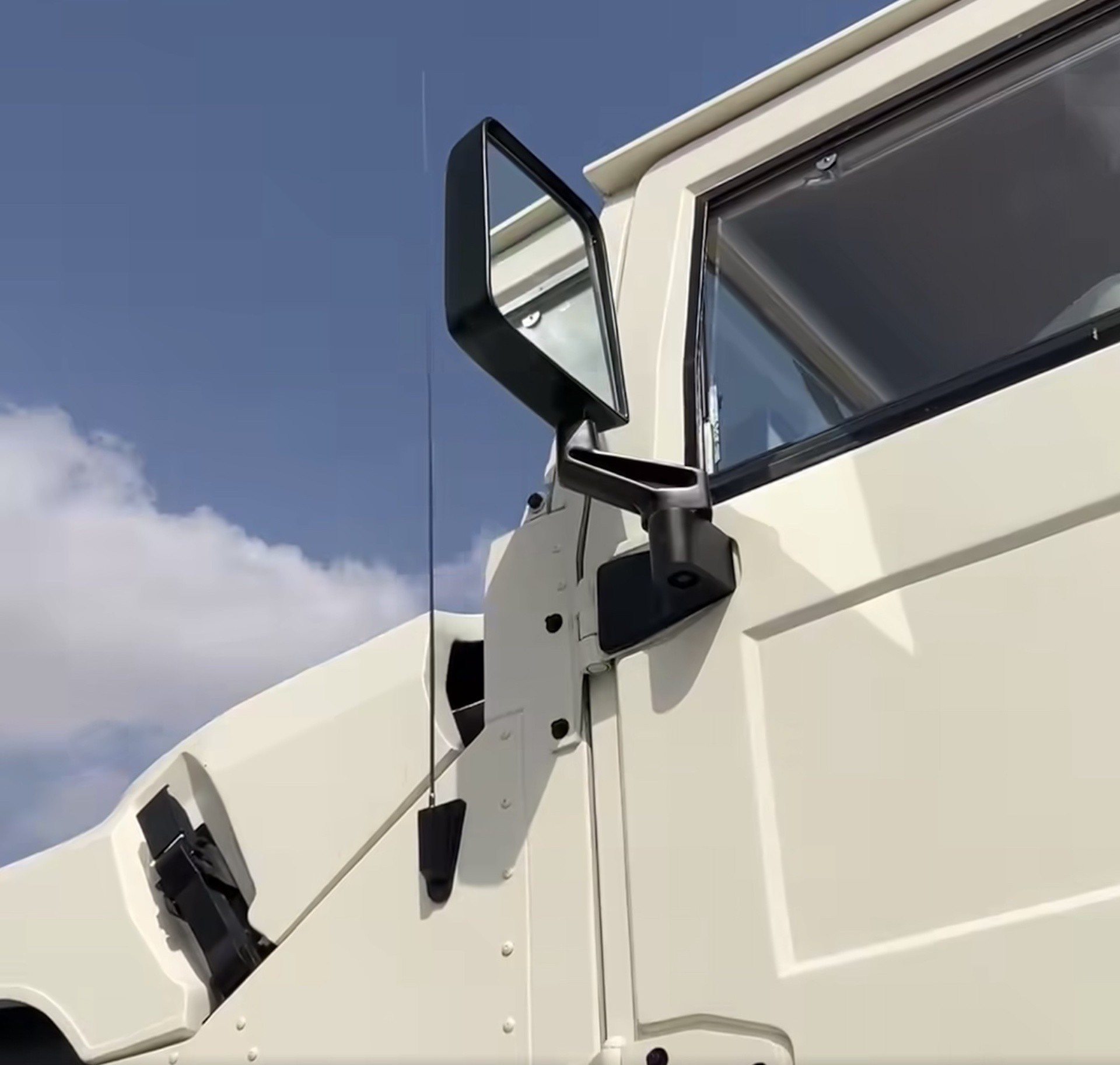 Khám phá Hummer lớn nhất thế giới của tỉ phú Trung Đông: To như căn hộ ...