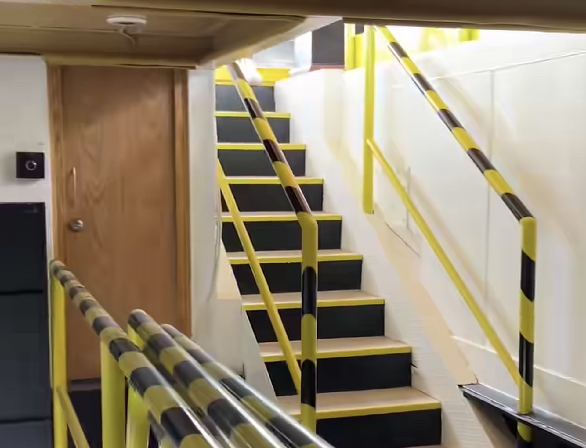 Khám phá Hummer lớn nhất thế giới của tỉ phú Trung Đông: To như căn hộ ...