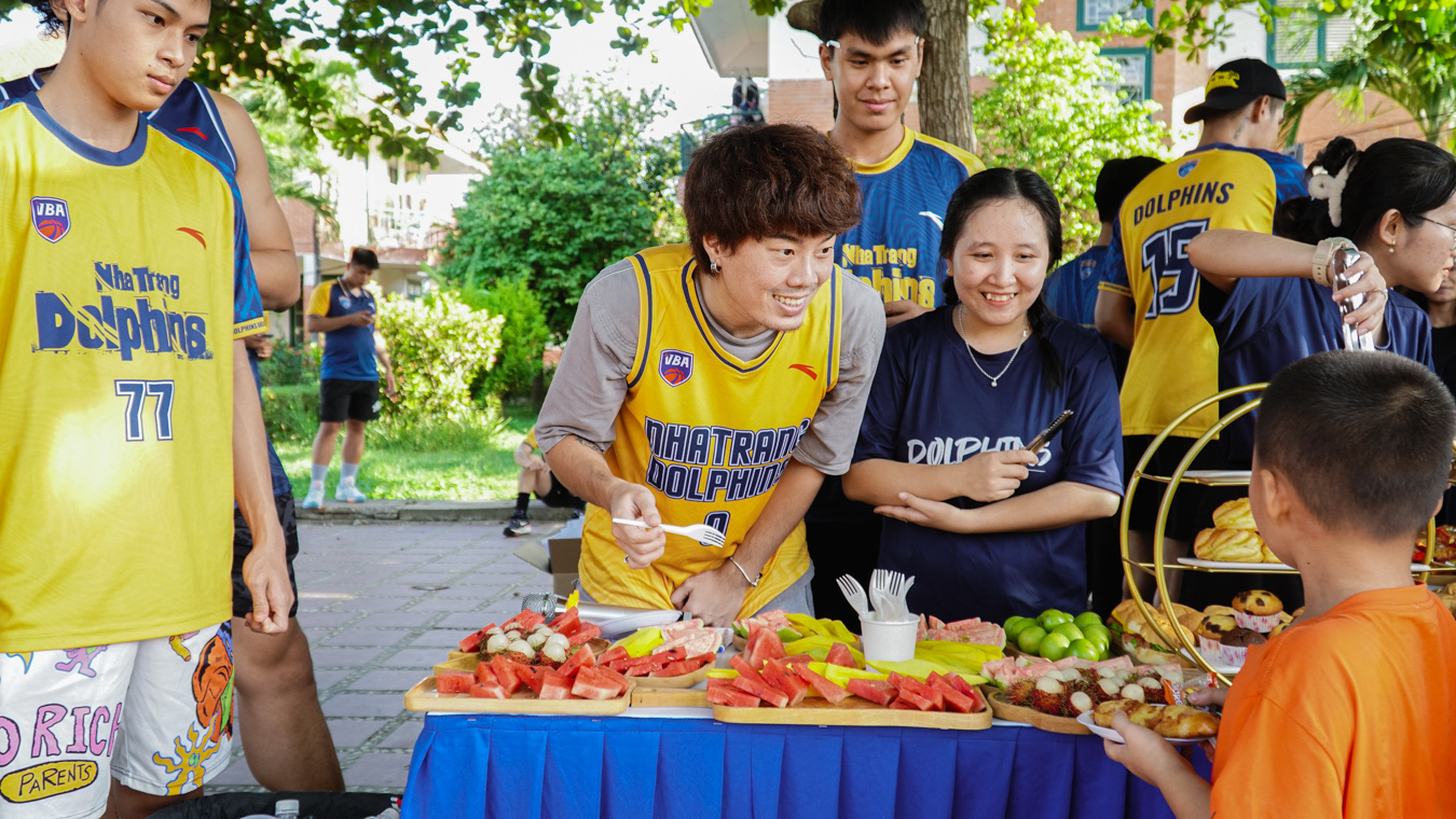 Đội bóng ở VBA 2023 mang niềm vui đến Làng trẻ em SOS - Tuổi Trẻ Online