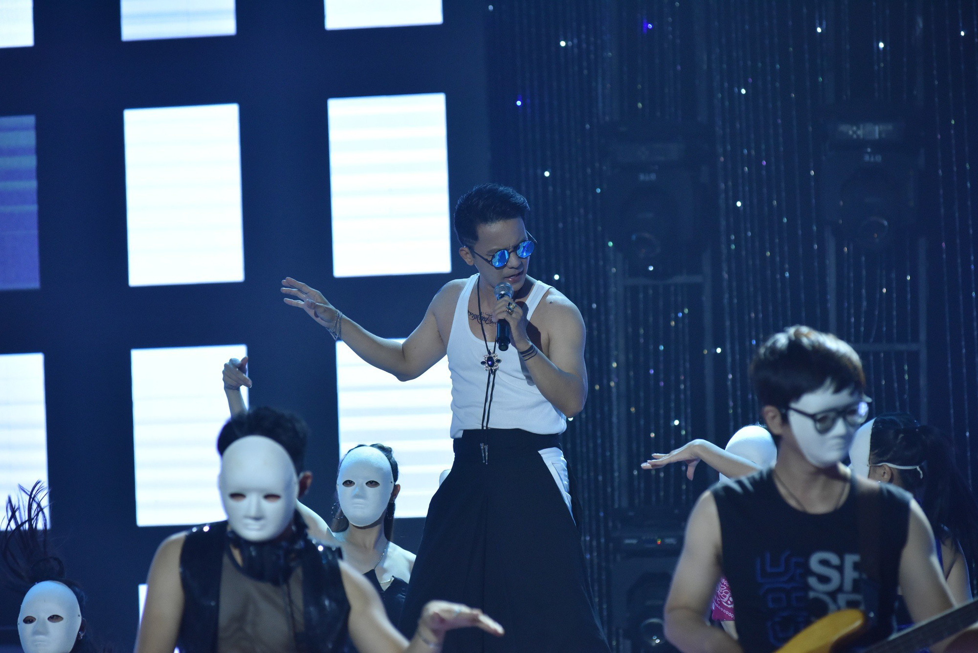 Thời trang độc lạ cùng sự đột phá trong âm nhạc của VUVU sau khi đổi nghệ danh - Tuổi Trẻ Online