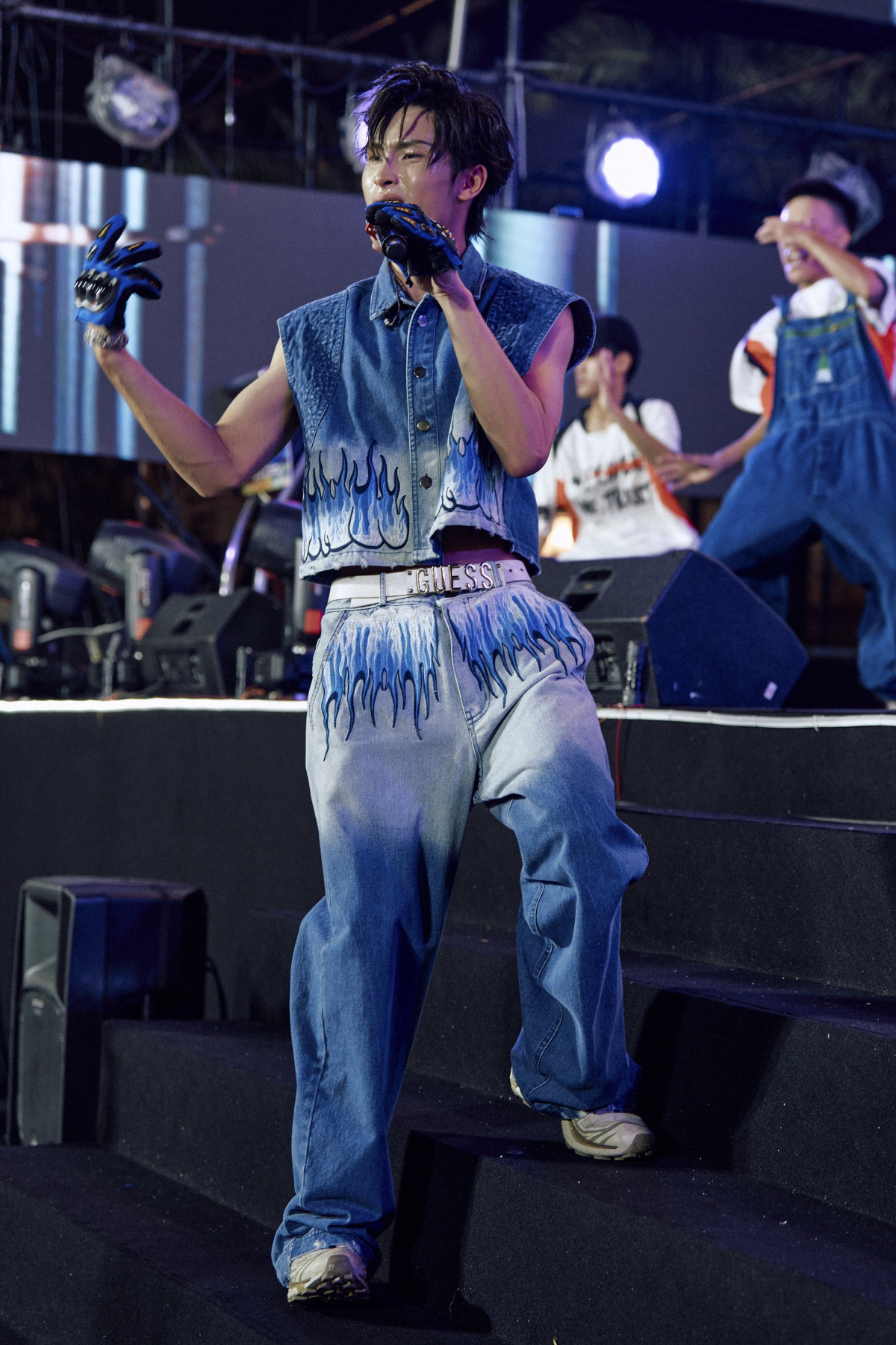 Wren Evans bị bảo vệ… mời quay lại sân khấu vì diễn quá sung - Tuổi Trẻ ...