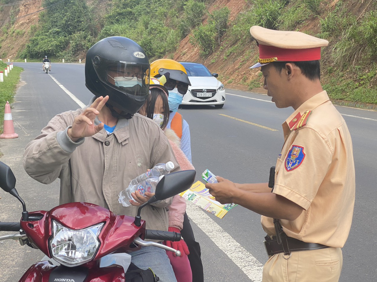 Về quê nghỉ lễ, bất ngờ 'bị' CSGT thổi lại tặng quà - Tuổi Trẻ Online