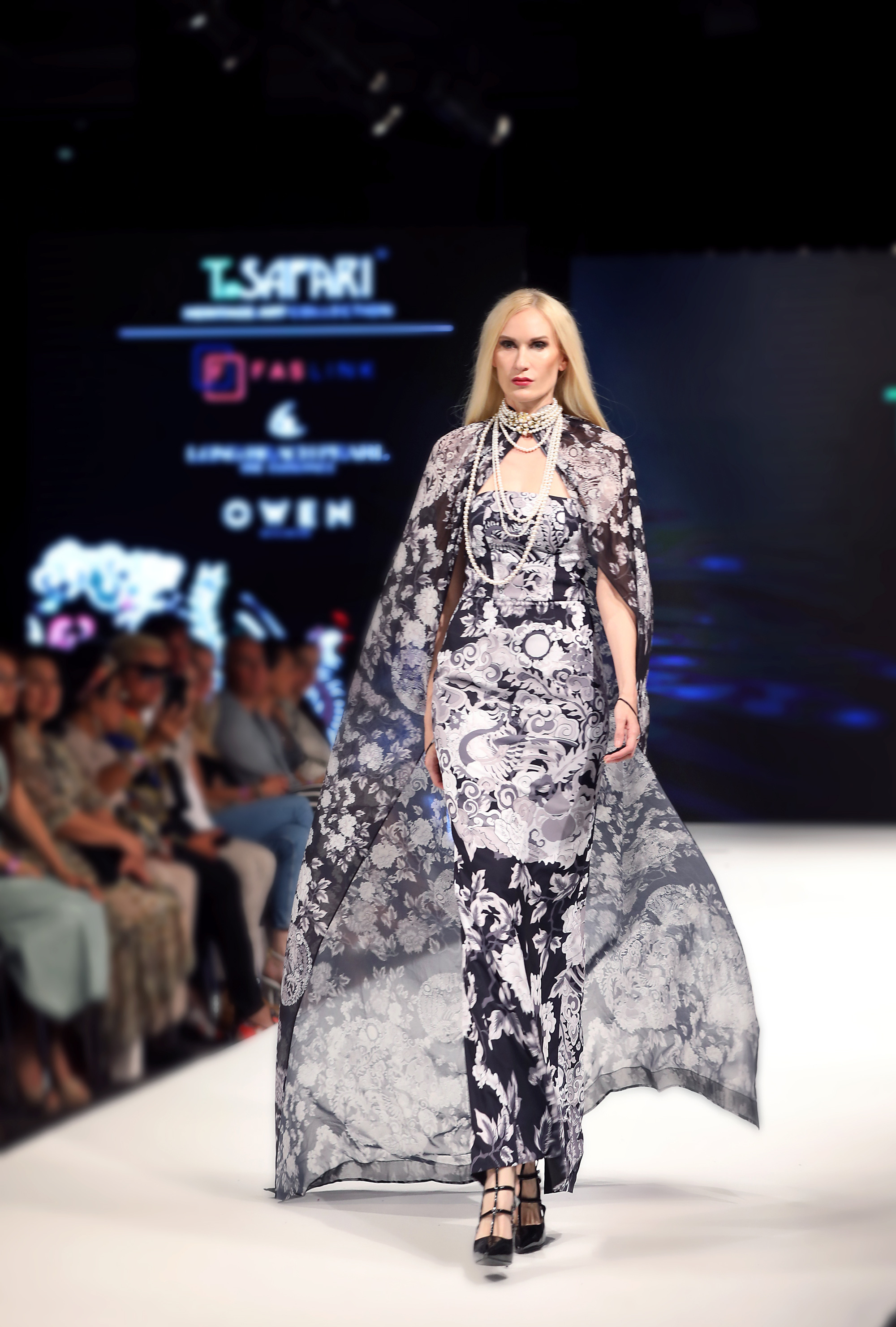 Hoa hậu Nhật hóa Nam Phương hoàng hậu tại London Fashion Week - Tuổi ...