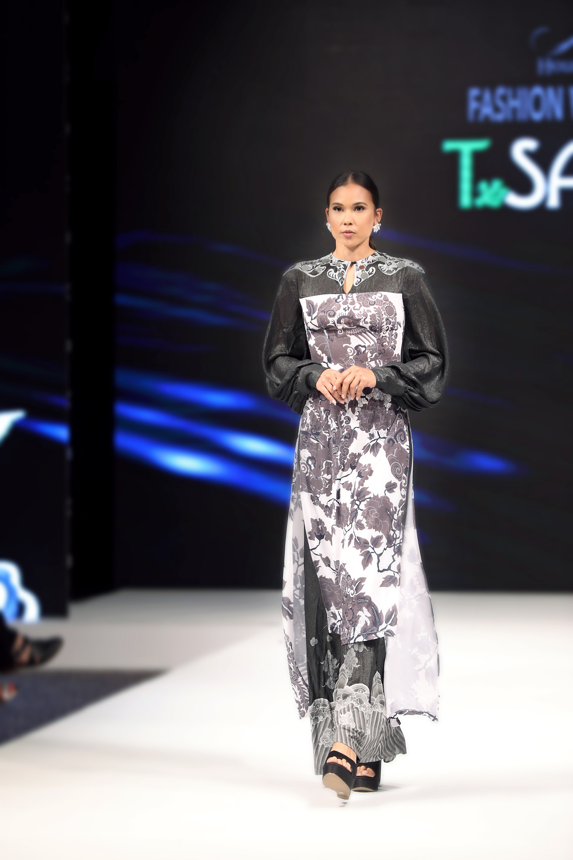 Hoa hậu Nhật hóa Nam Phương hoàng hậu tại London Fashion Week - Tuổi ...