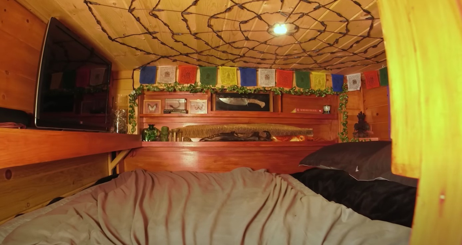 Nhà di động gây kinh ngạc với hai mặt trái ngược: Bề ngoài nhàm chán ...