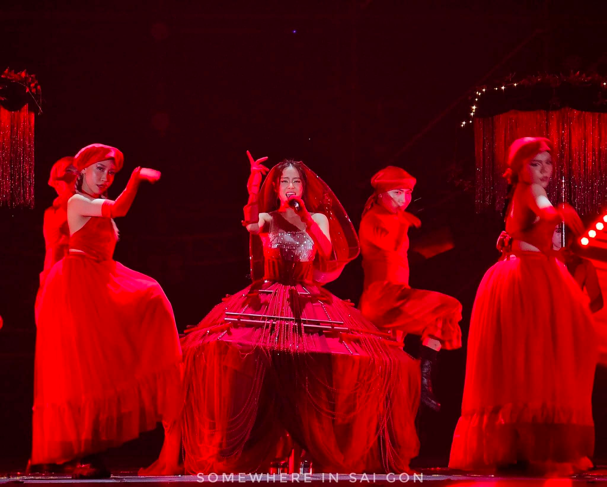 'Đã mắt' với bộ sưu tập trang phục của Hoàng Thùy Linh trong Vietnamese ...