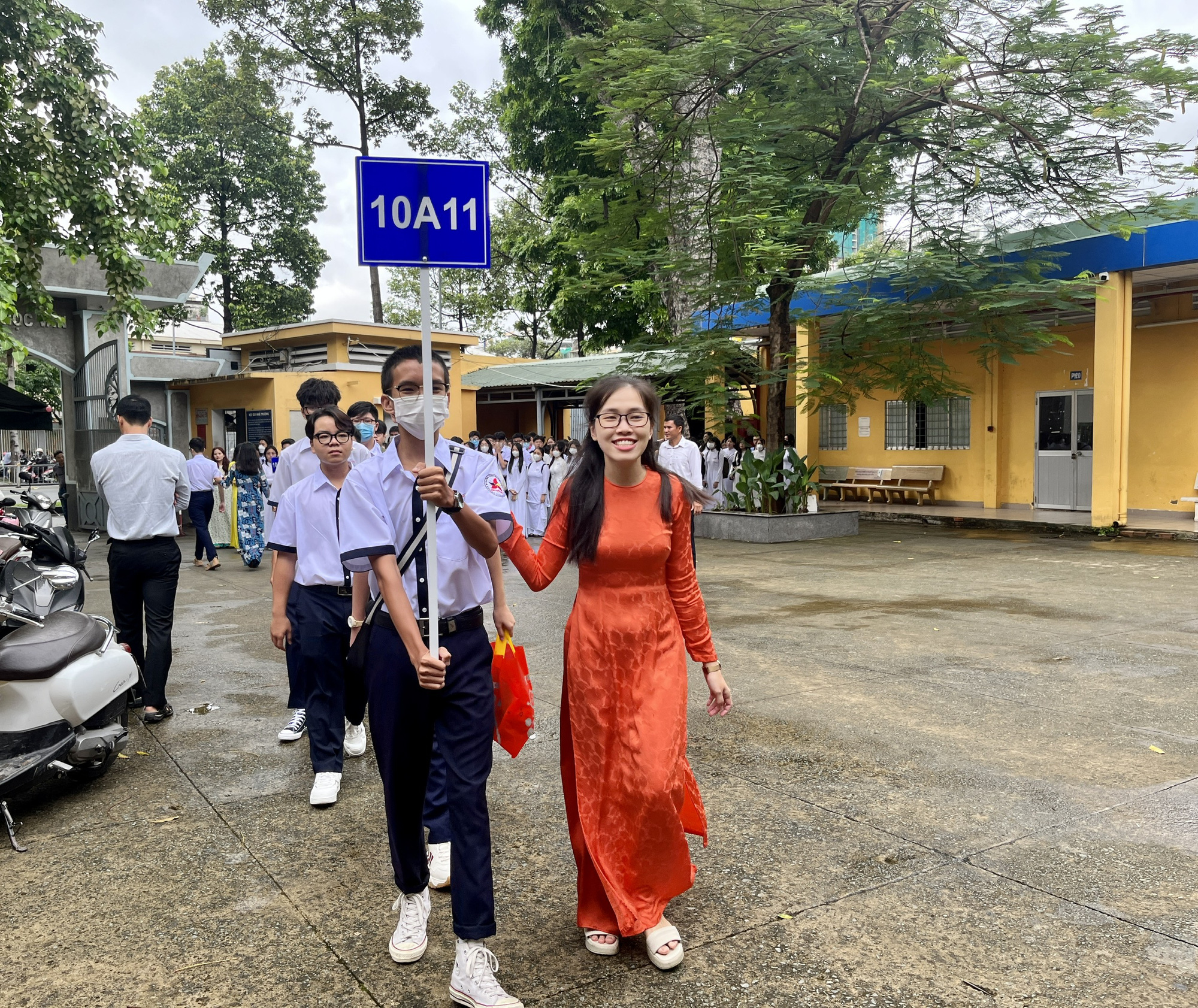 Slogan hài hước của lớp 10 trường THPT Ten Lơ Man trong lễ khai giảng