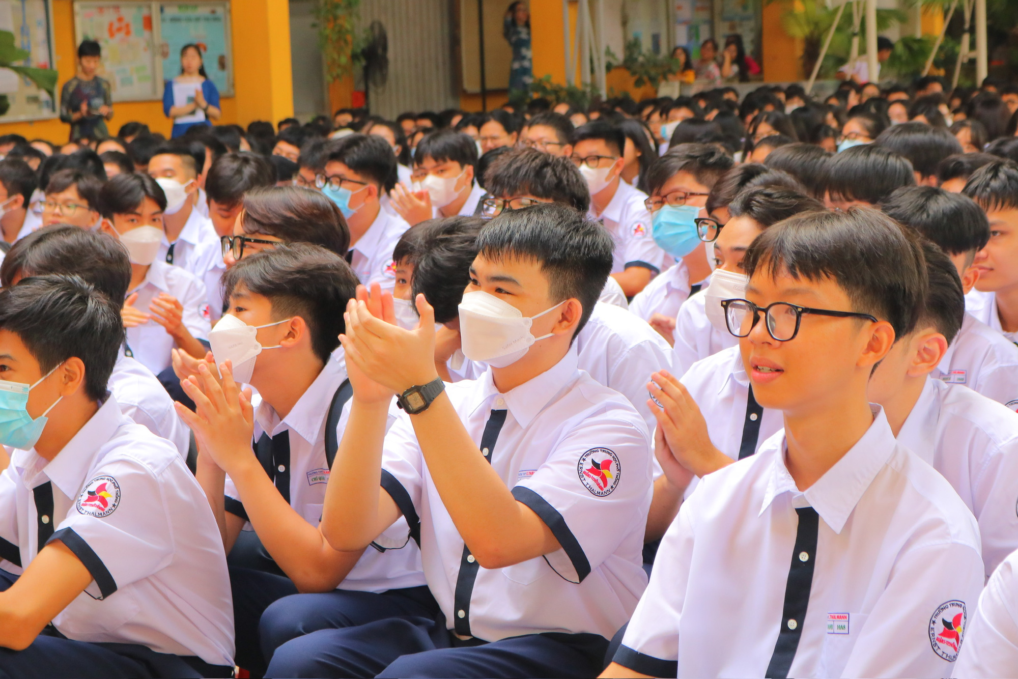 Chất như thầy cô Ten Lơ Man: cosplay học sinh, hát nhảy tưng bừng trong ...