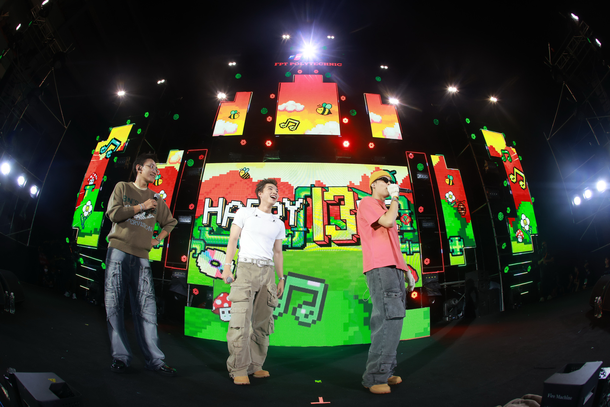 Sơn Tùng M-TP tặng khán giả Đà Nẵng món quà đặc biệt tại Happy Bee