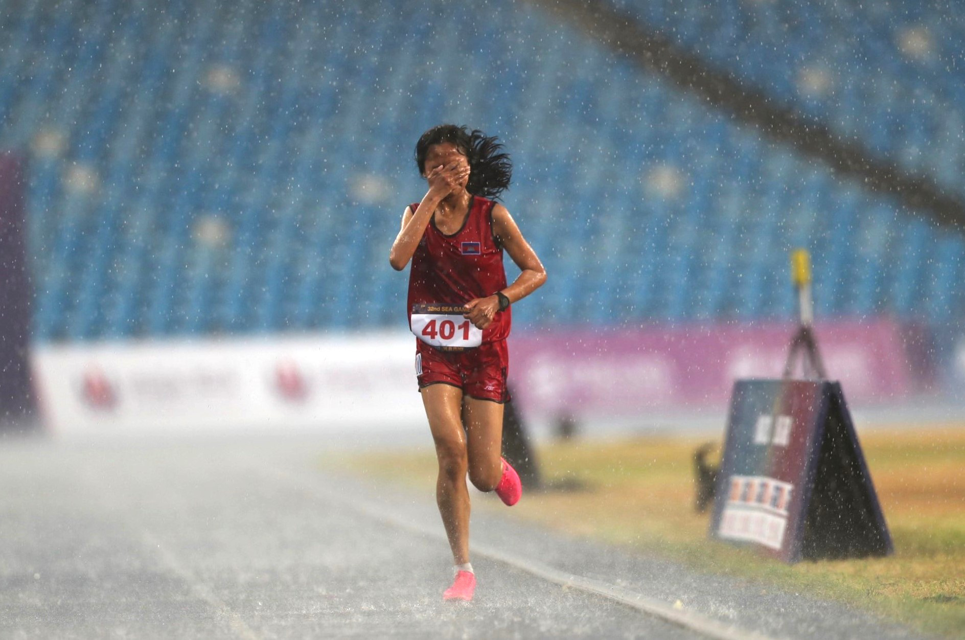 Cô gái chạy trong mưa ở SEA Games 32 được lưu danh vào Tượng đài Cùng ...