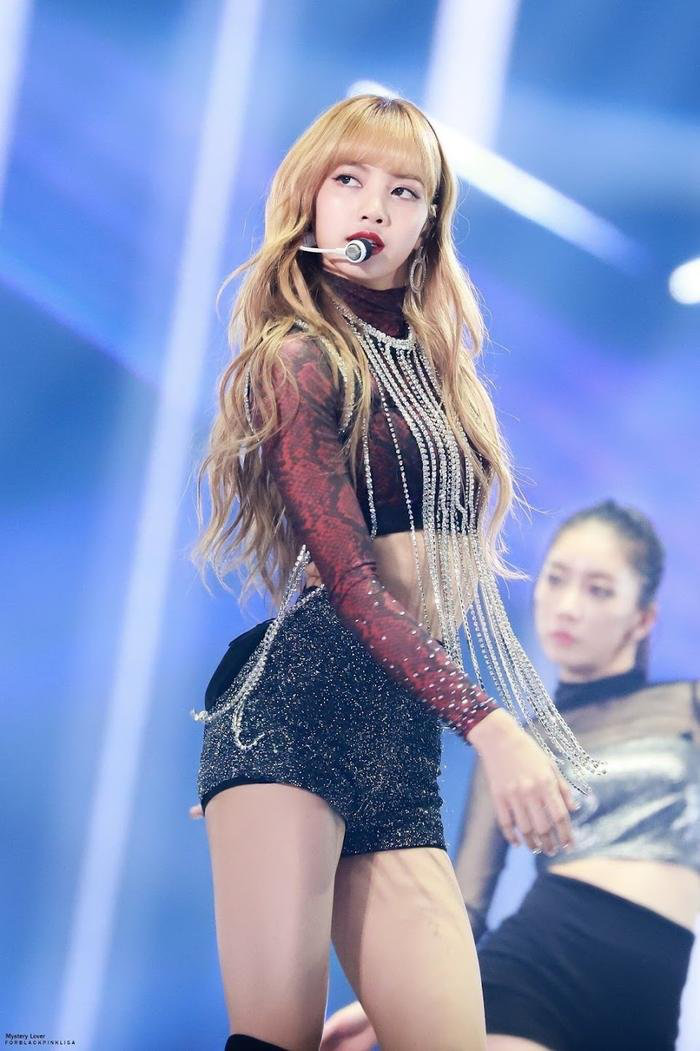 Lisa cosplay làm ‘crazy girl’ diễn solo tại quán rượu ‘người lớn ...