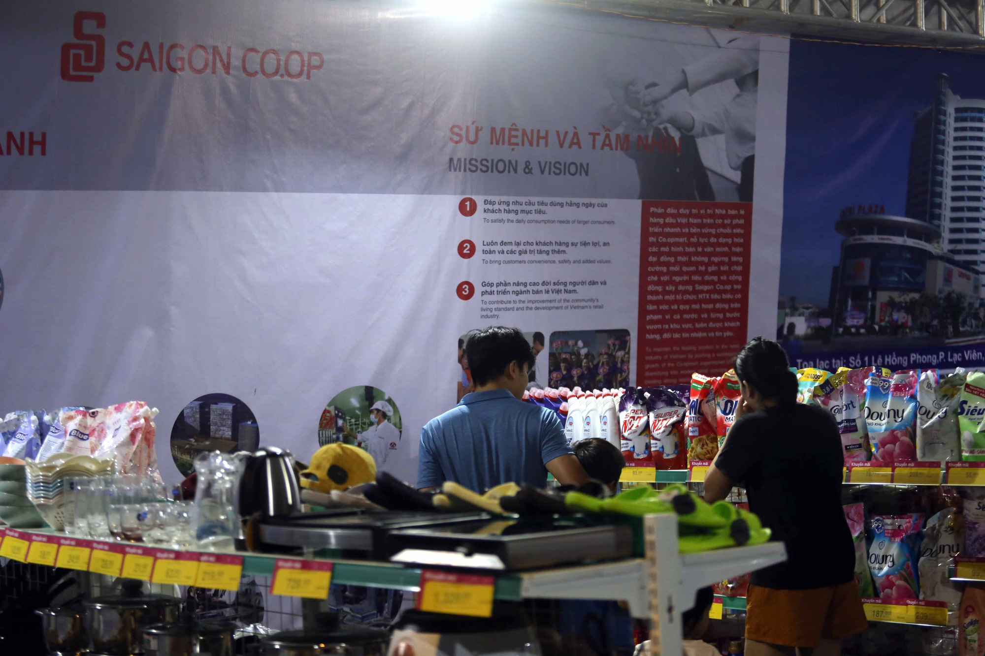 Giảm giá 50% nhiều hàng hóa thiết yếu phục vụ công nhân - Tuổi Trẻ Online