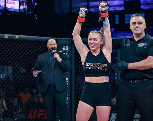 Võ sĩ bị truất quyền thi đấu vì đạp liên tiếp vào mặt đối thủ - Tuổi ...