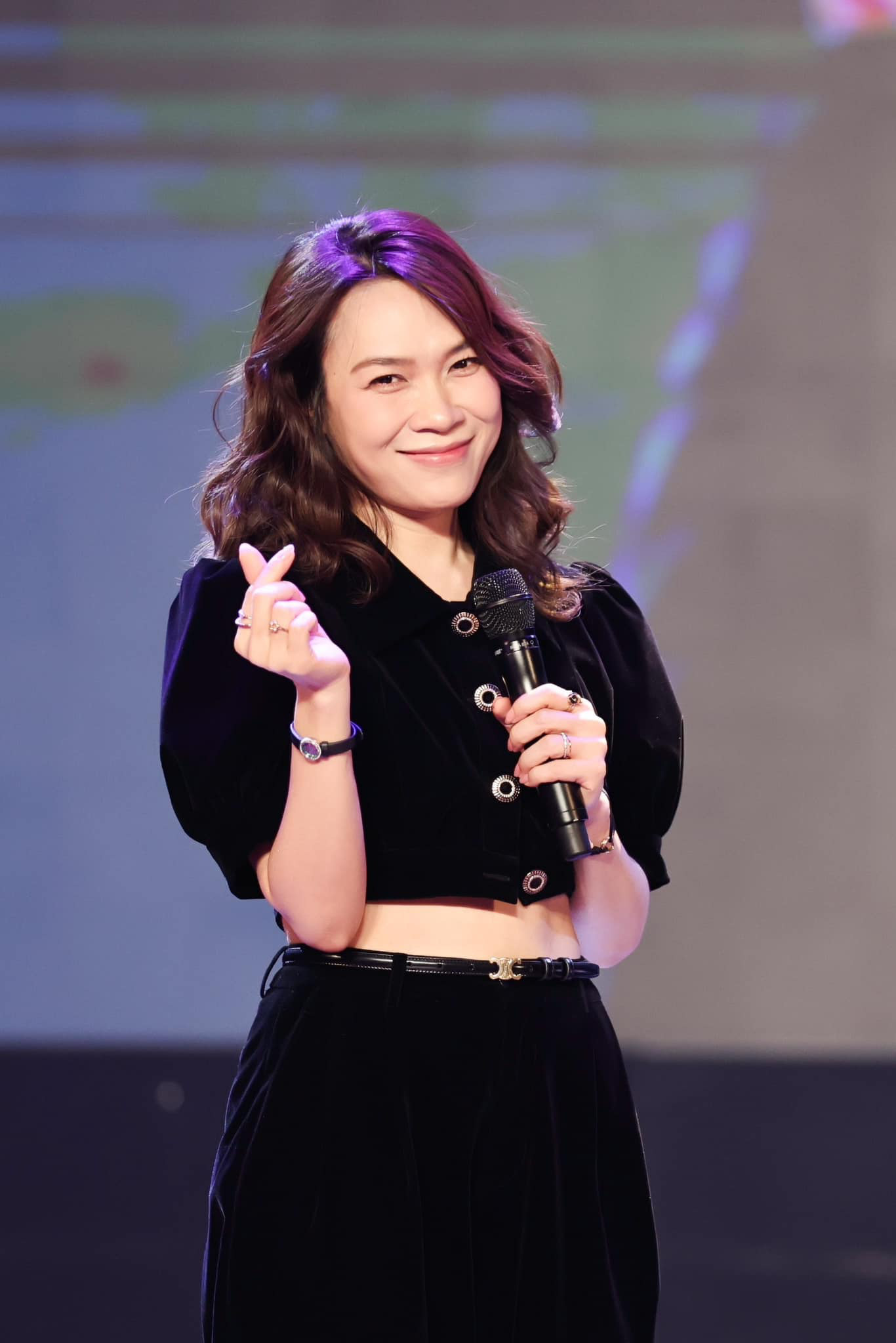 Mỹ Tâm chụp ảnh selfie cùng fan, gây sốt vì một biểu cảm - Tuổi Trẻ Online