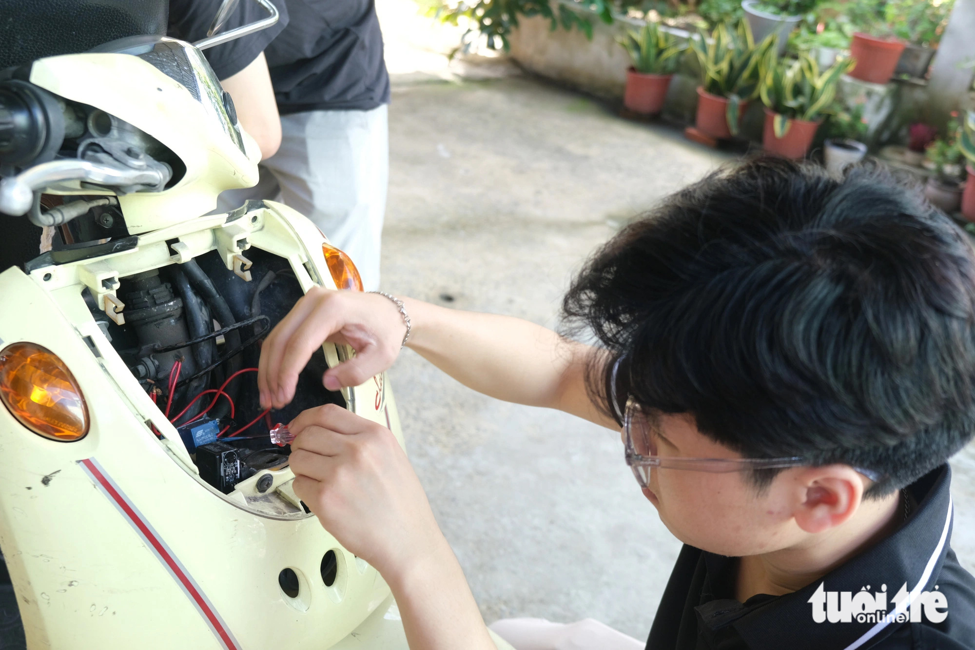 Sinh viên chế tạo hệ thống tự động chống cháy nổ xe máy - Tuổi Trẻ Online