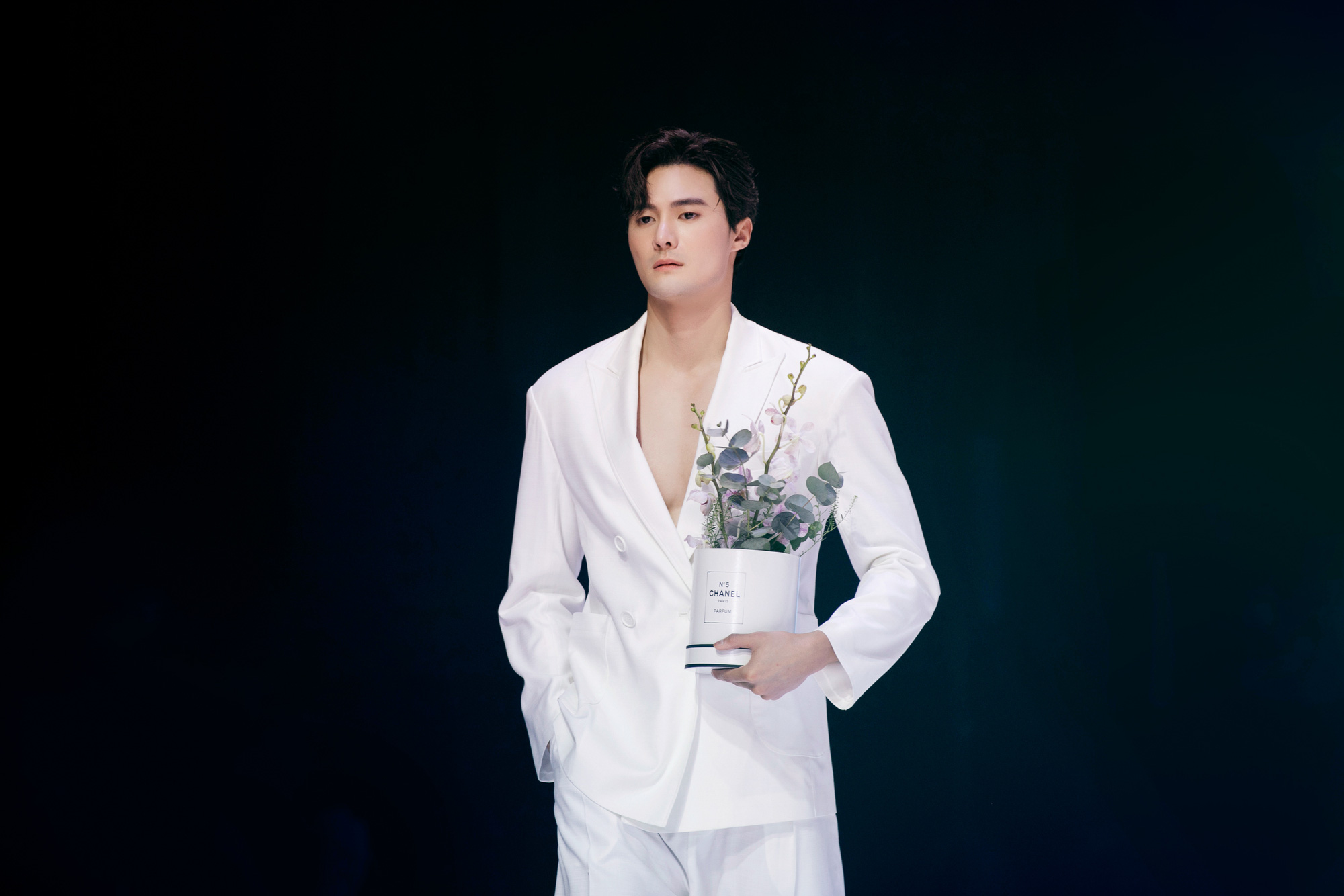 Siêu mẫu Thanh Hằng thần thái trên sàn catwalk - Tuổi Trẻ Online