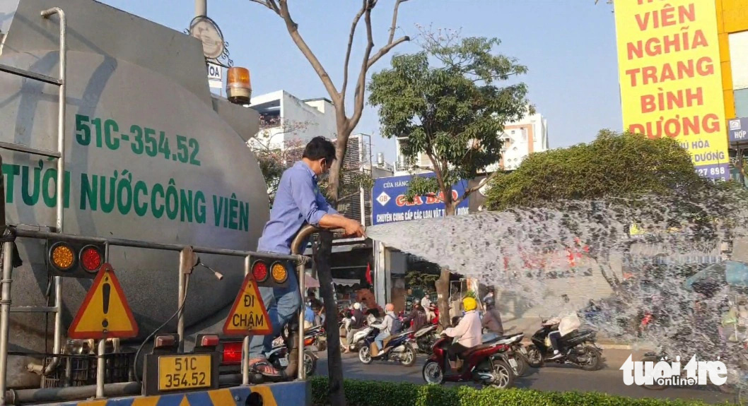 Giờ cao điểm, hàng trăm xe ùn lại trên đường Điện Biên Phủ vì xe tưới ...