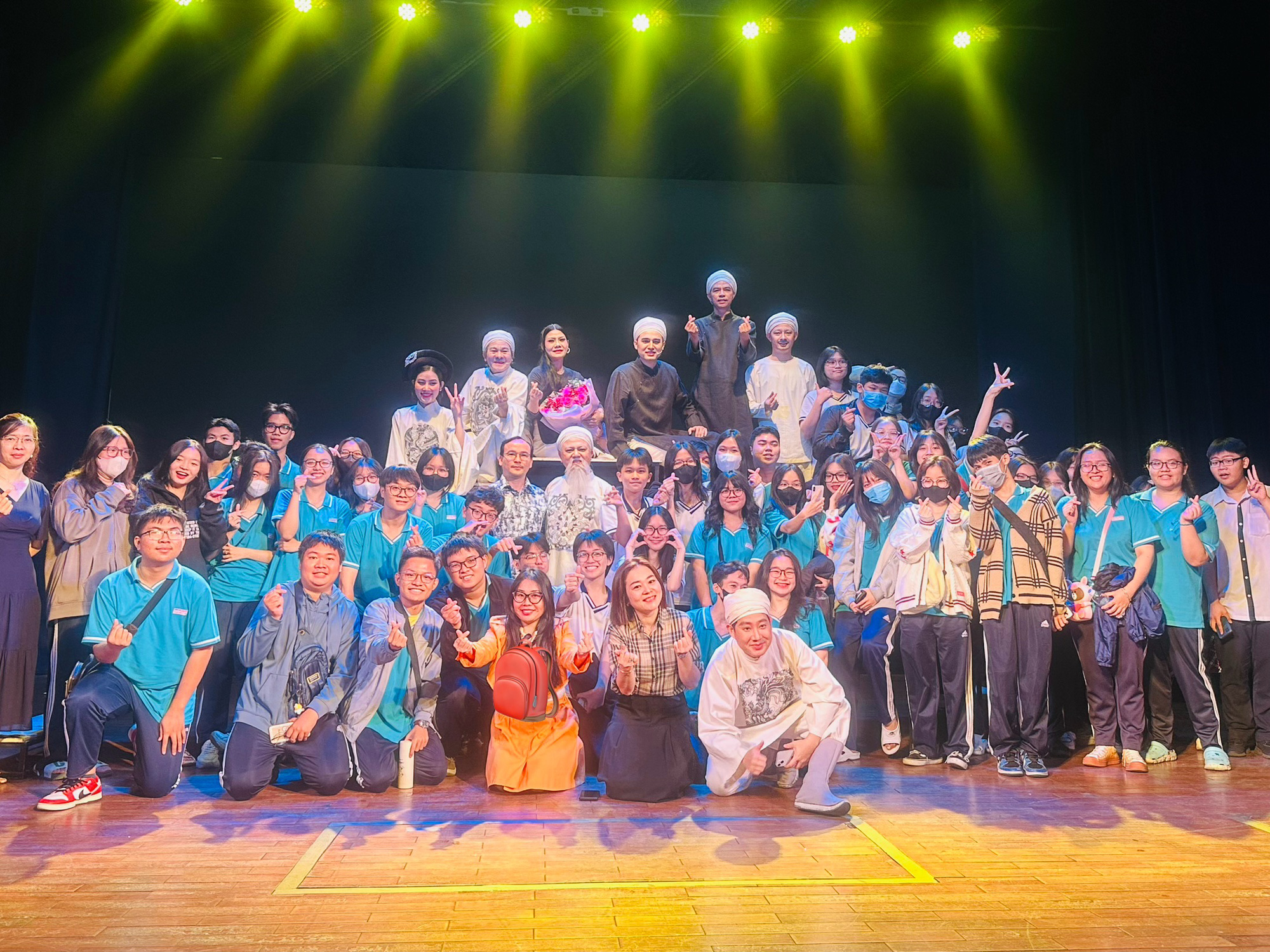 Teen Trường THPT Ten Lơ Man xem kịch lịch sử để học ngoại khóa ngữ văn