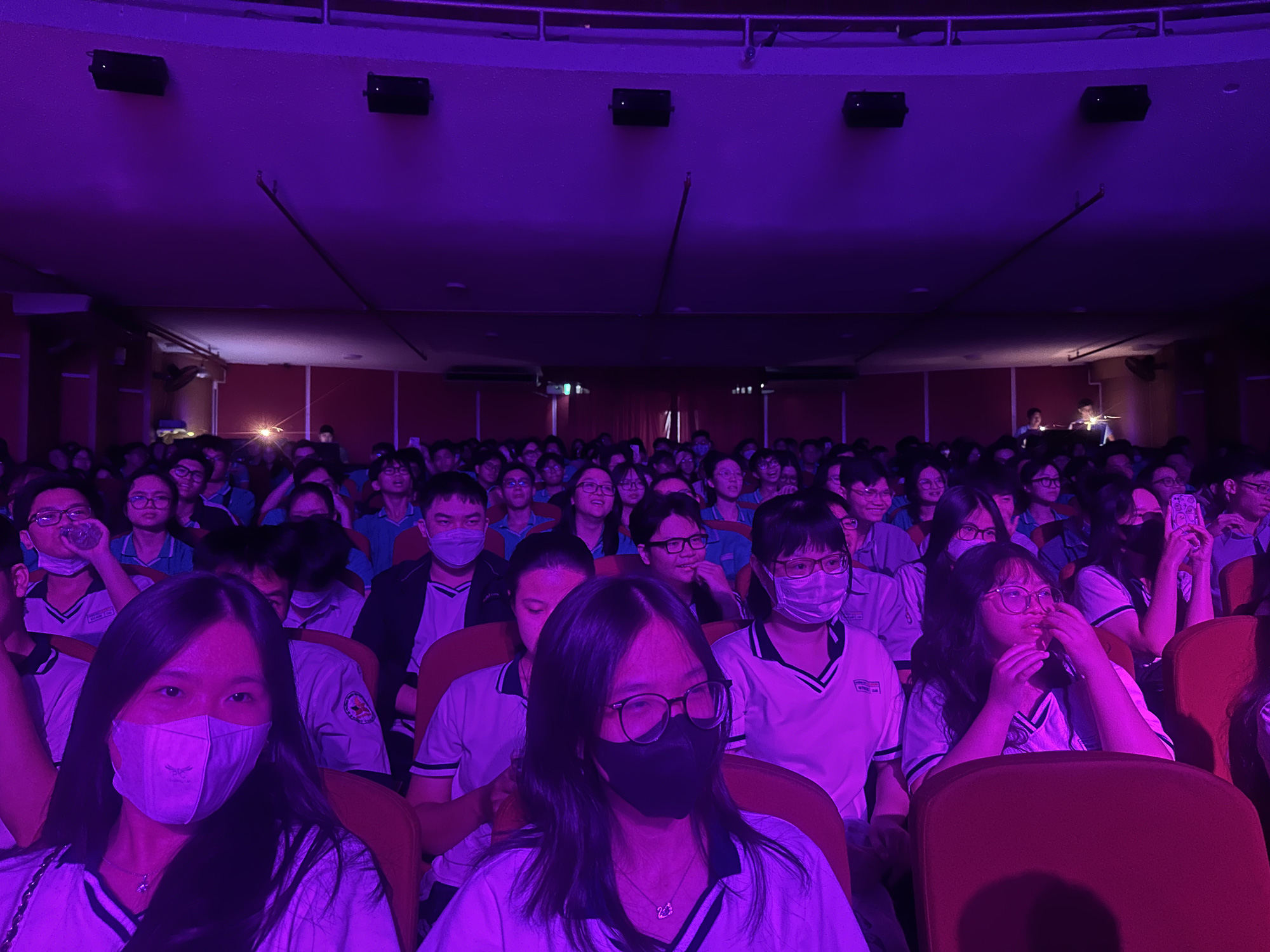 Teen Trường THPT Ten Lơ Man xem kịch lịch sử để học ngoại khóa ngữ văn