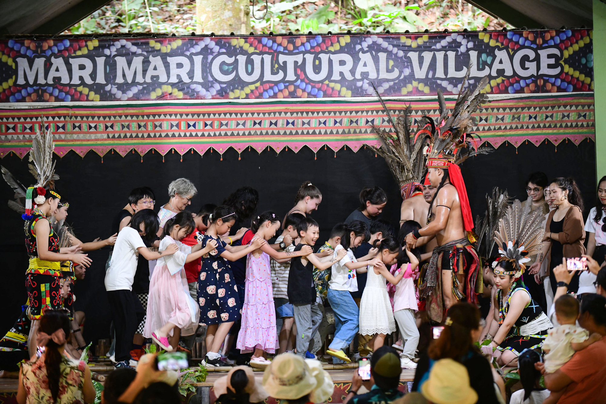 Khám phá làng văn hóa Mari Mari độc đáo và bí ẩn - Tuổi Trẻ Online