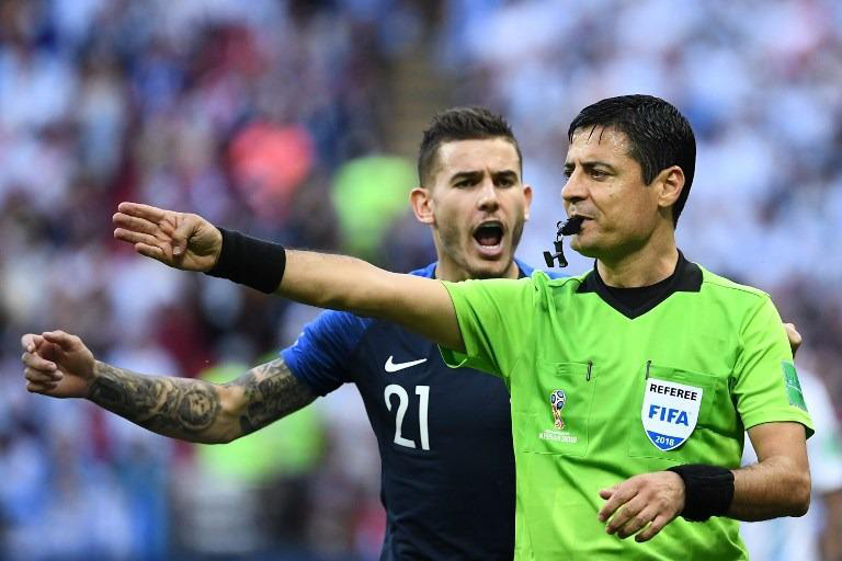 Rút thẻ đỏ tiền đạo Iraq 'ăn cỏ', trọng tài bị chê thiếu kinh nghiệm ...